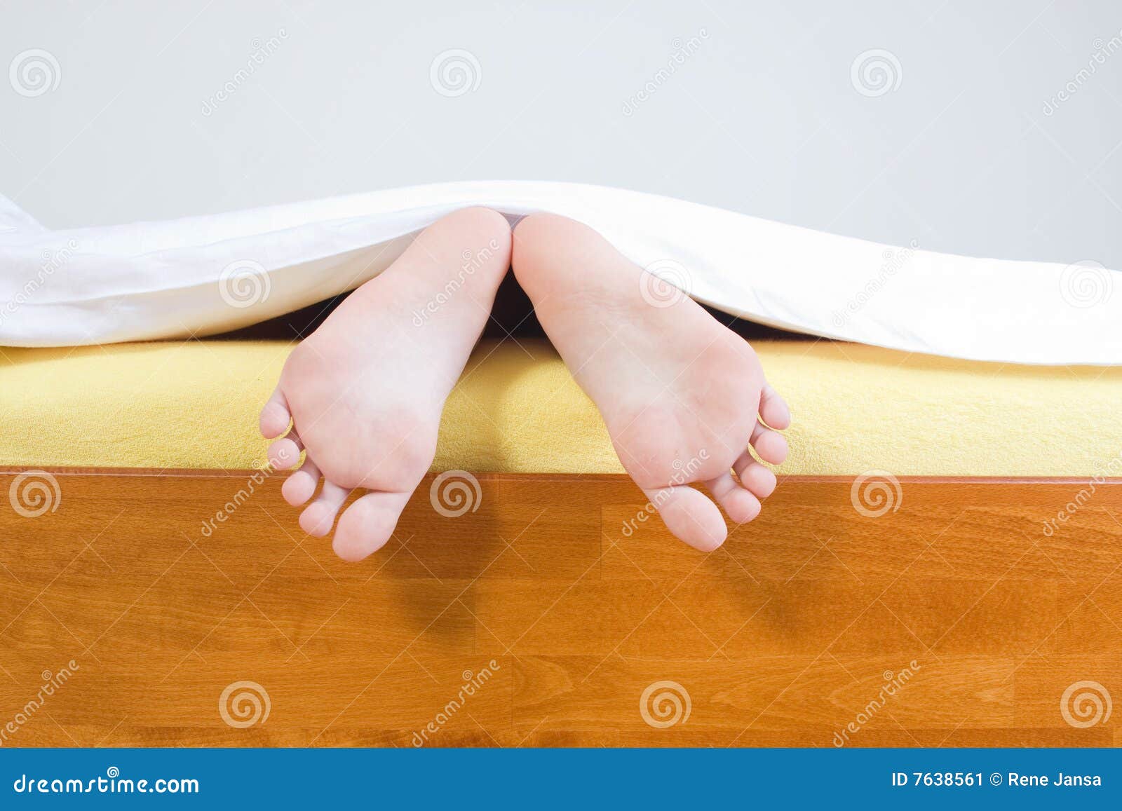 Pés Que Furam Para Fora Do Cobertor Imagem de Stock - Imagem de frescor ...