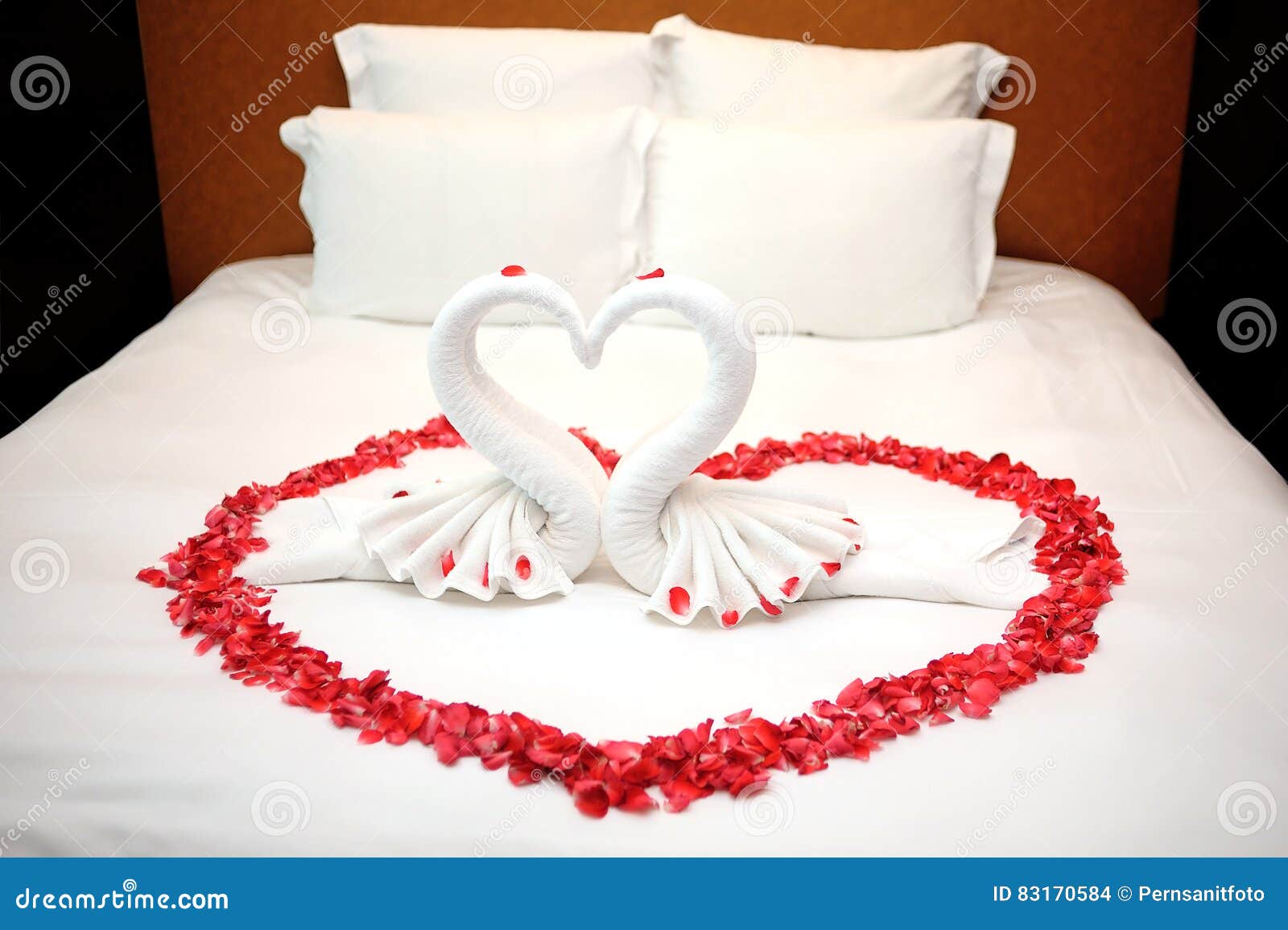 Pétales De Rose Rouges Sur Le Lit