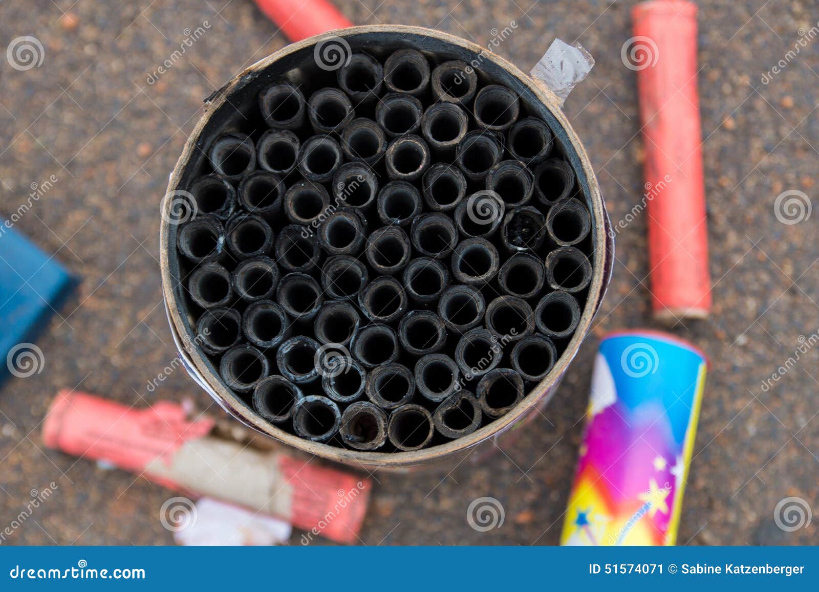 Pétard image stock. Image du ciel, poudre, nuit, vacances - 51574071