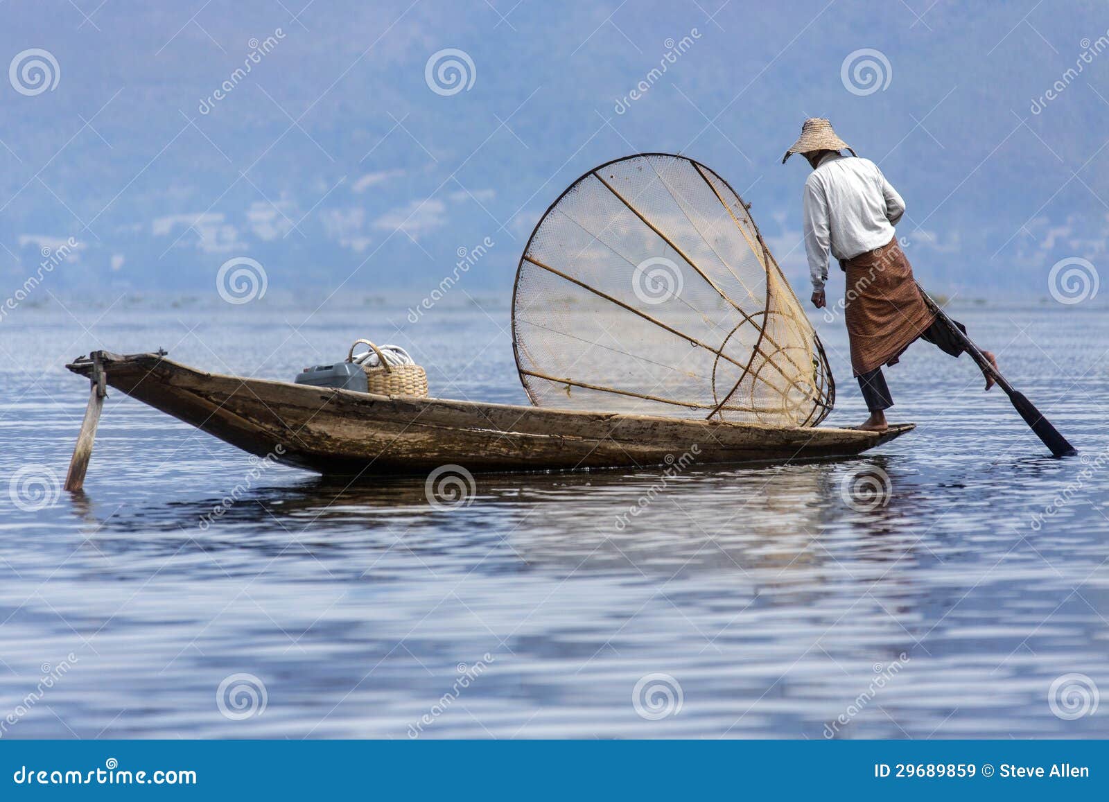 Pêcheur D'aviron De Jambe - Lac Inle - Myanmar Image stock éditorial ...