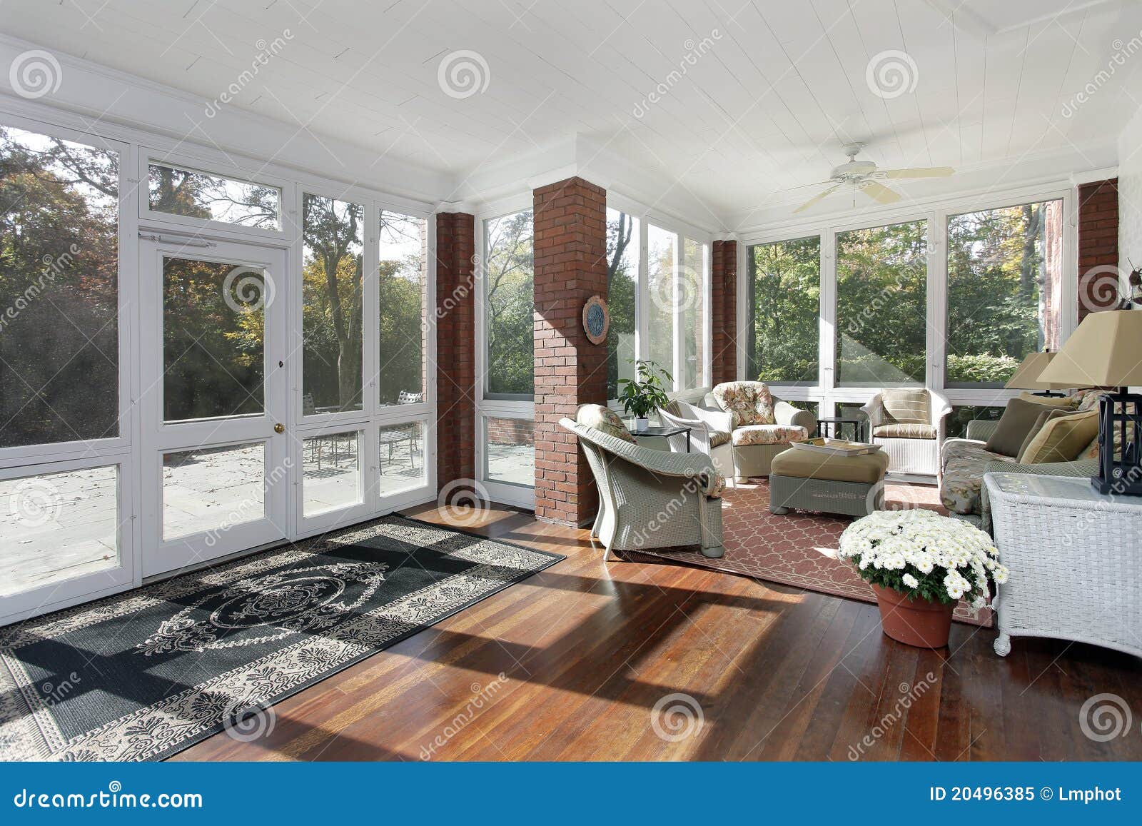 Pórtico Con El Acceso Al Patio Imagen de archivo - Imagen de sitio ...