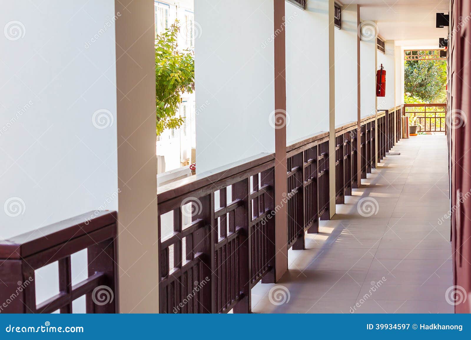 Pórtico En El Edificio Moderno Imagen de archivo - Imagen de exterior ...