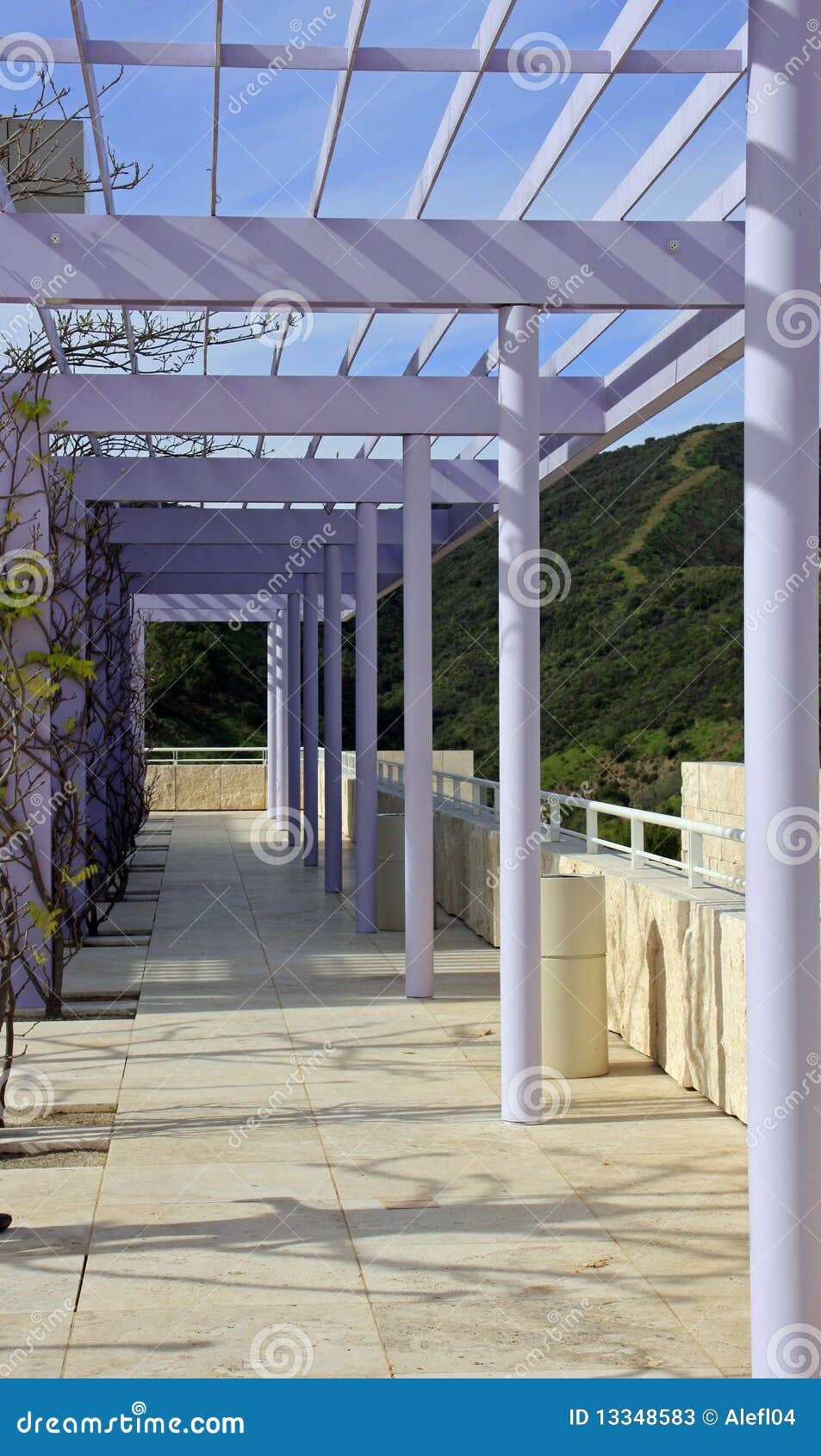 Pórticos modernos púrpuras foto de archivo editorial. Imagen de moderno ...