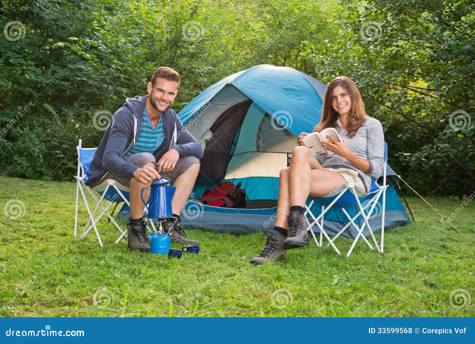 Paar bij het kamperen stock foto. Image of vrijetijdsbesteding - 33599568