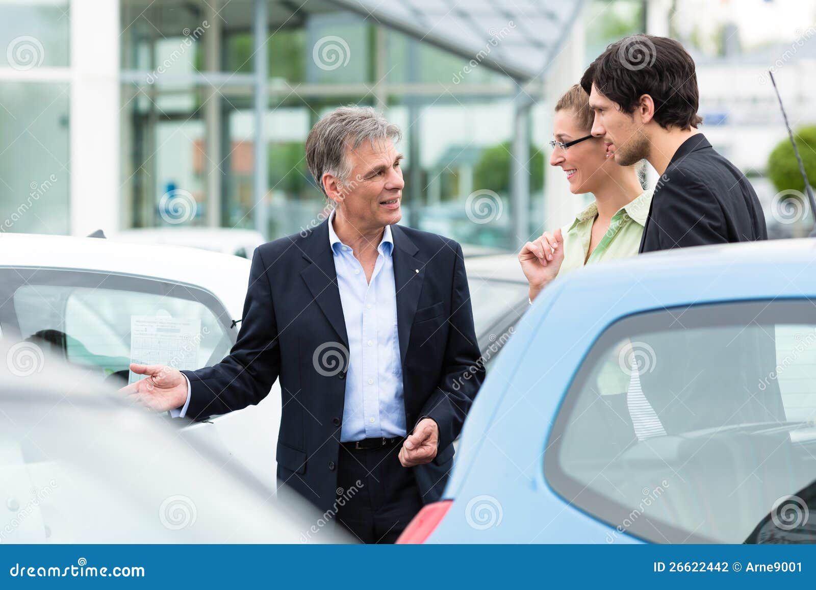 Paar Dat Auto Op Werf Van Handelaar Bekijkt Stock Foto - Image of ...
