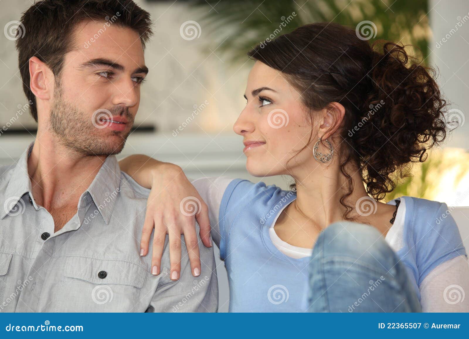 Paar dat elkaar bekijkt stock afbeelding. Image of schoonheid - 22365507