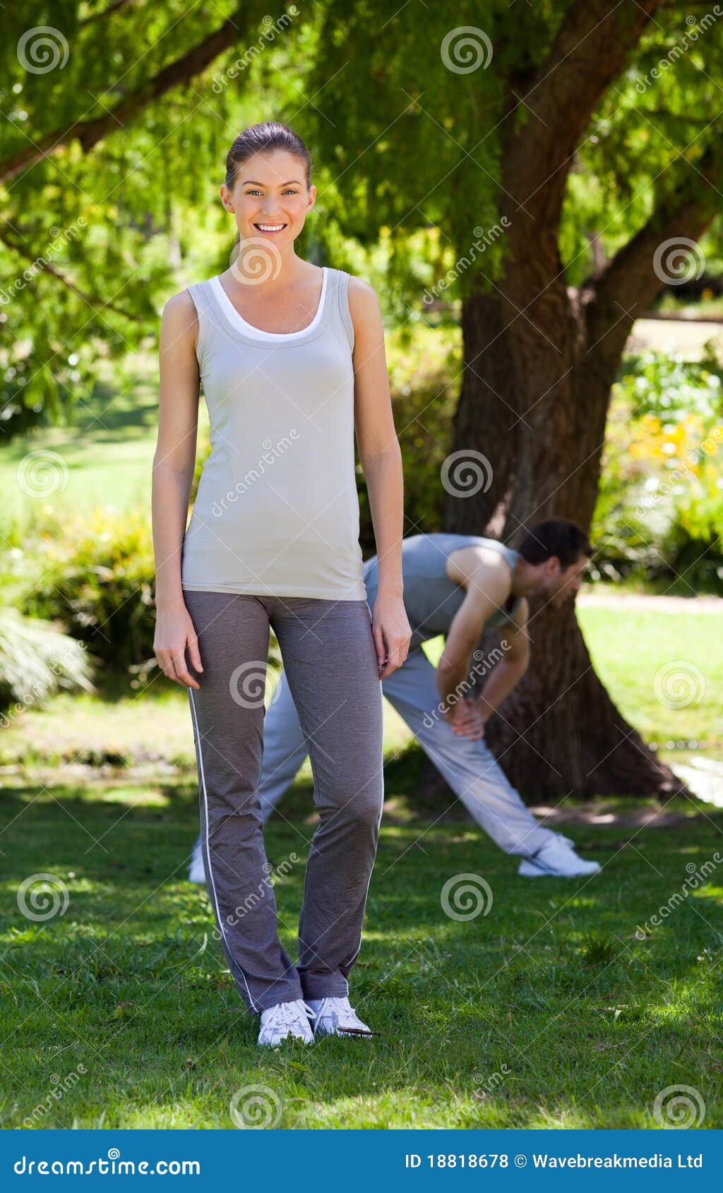 Paar dat hun rek doet stock foto. Image of oefening, smiley - 18818678