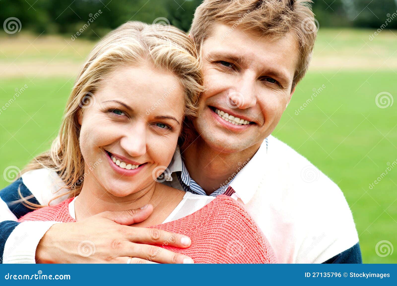 Paar Dat in Liefde Omhelst. Het Plakken En Ware Liefde Stock Foto ...