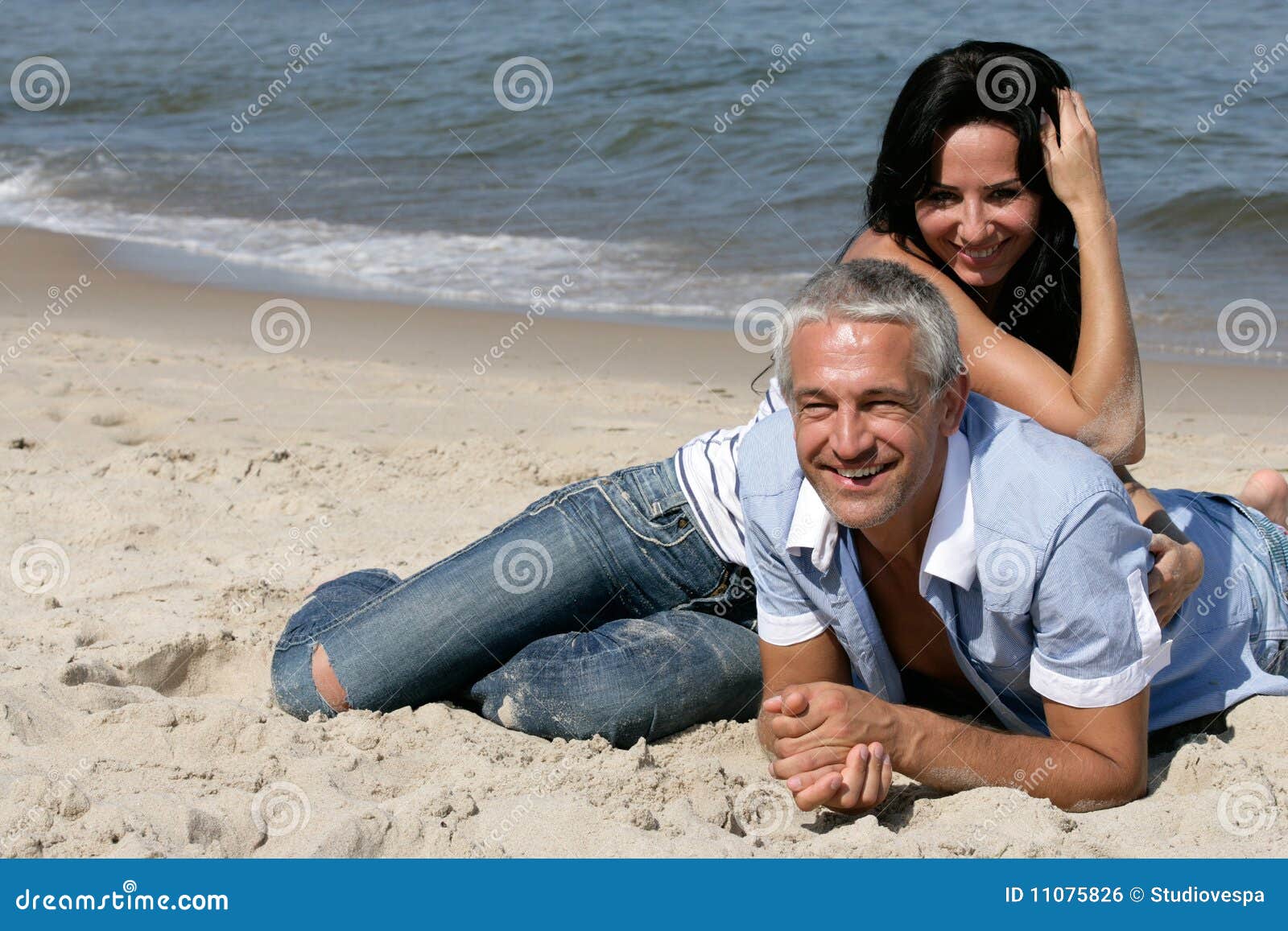 Paar Dat Op Het Strand Rust Stock Foto - Image of schoonheid, kleding ...