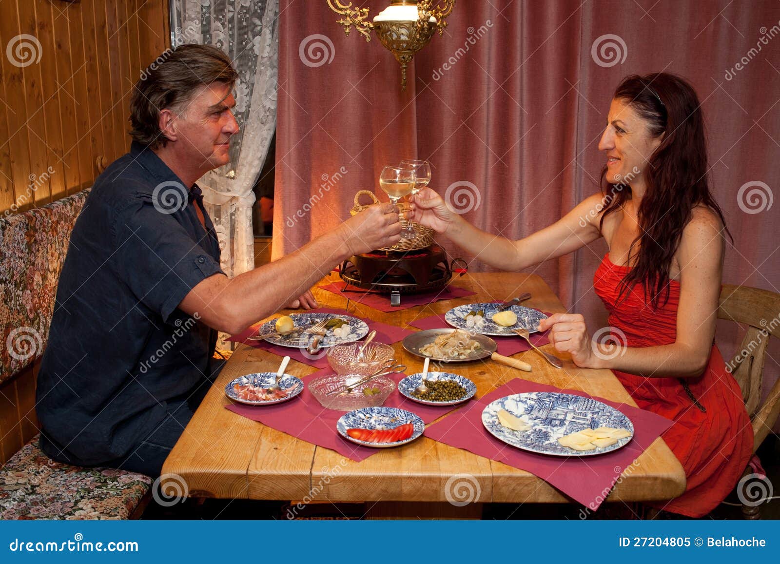 Paar Dat Romantisch Diner Raclette Heeft. Stock Afbeelding - Image of ...