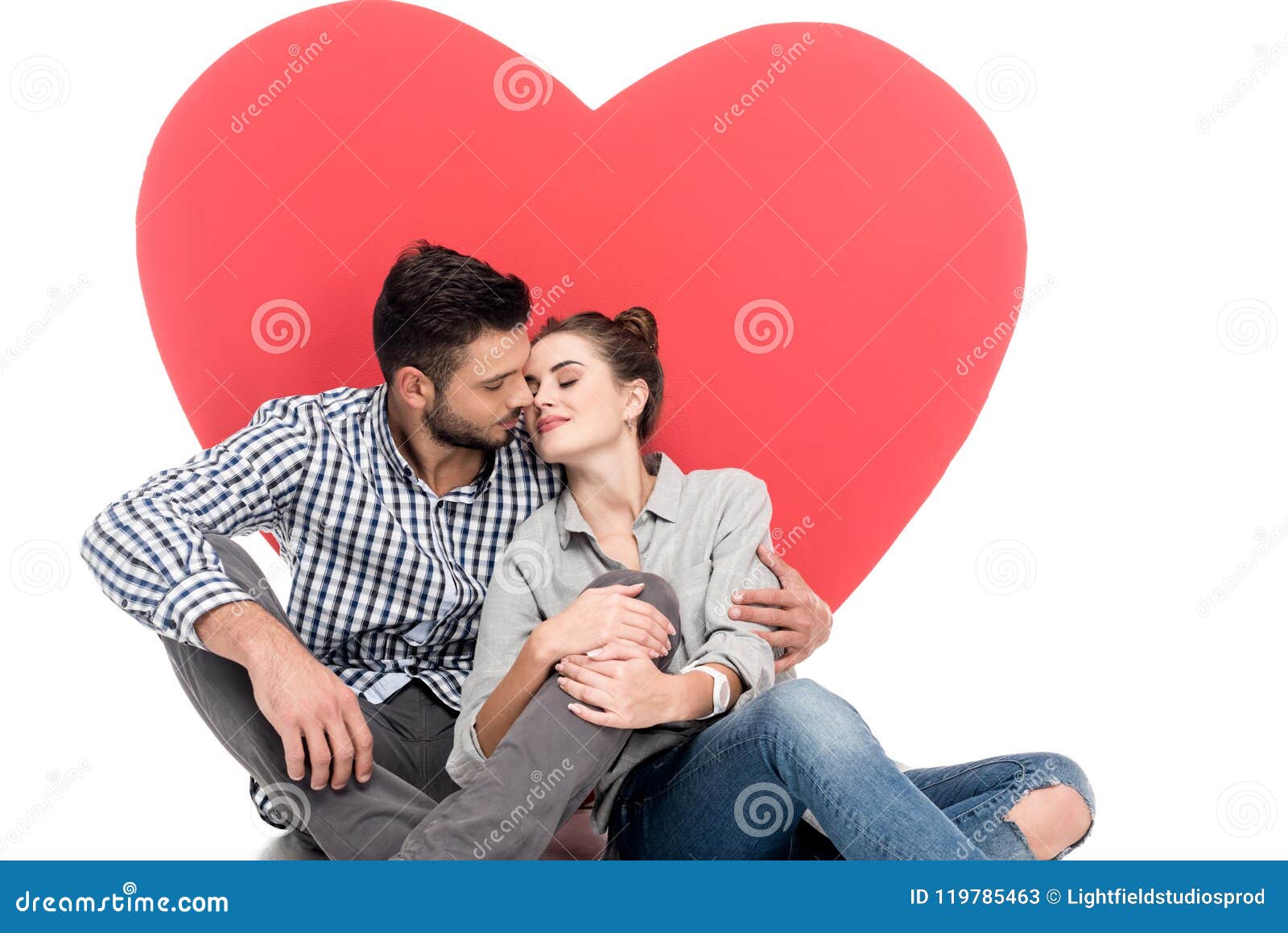 Paar Die Dichtbij Groot Hart Gaan Kussen Stock Afbeelding - Image of ...