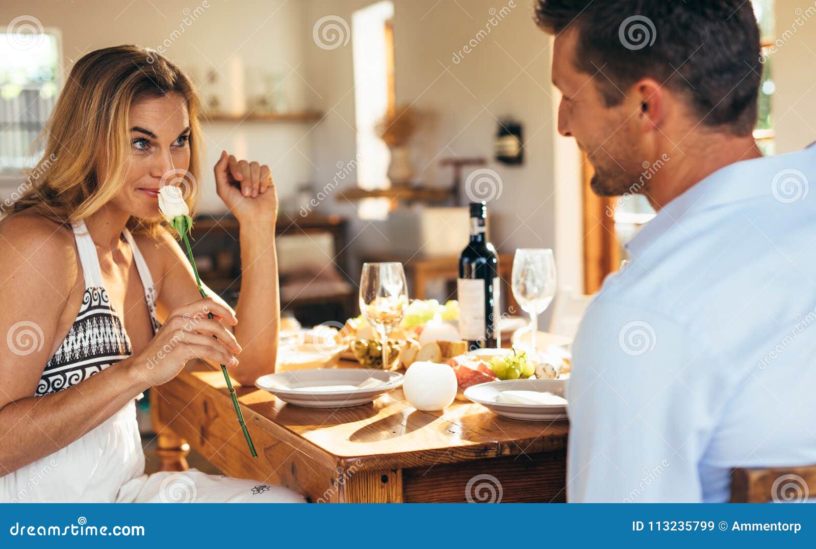 Paar Die Romantisch Diner Hebben Stock Afbeelding - Image of binnen ...