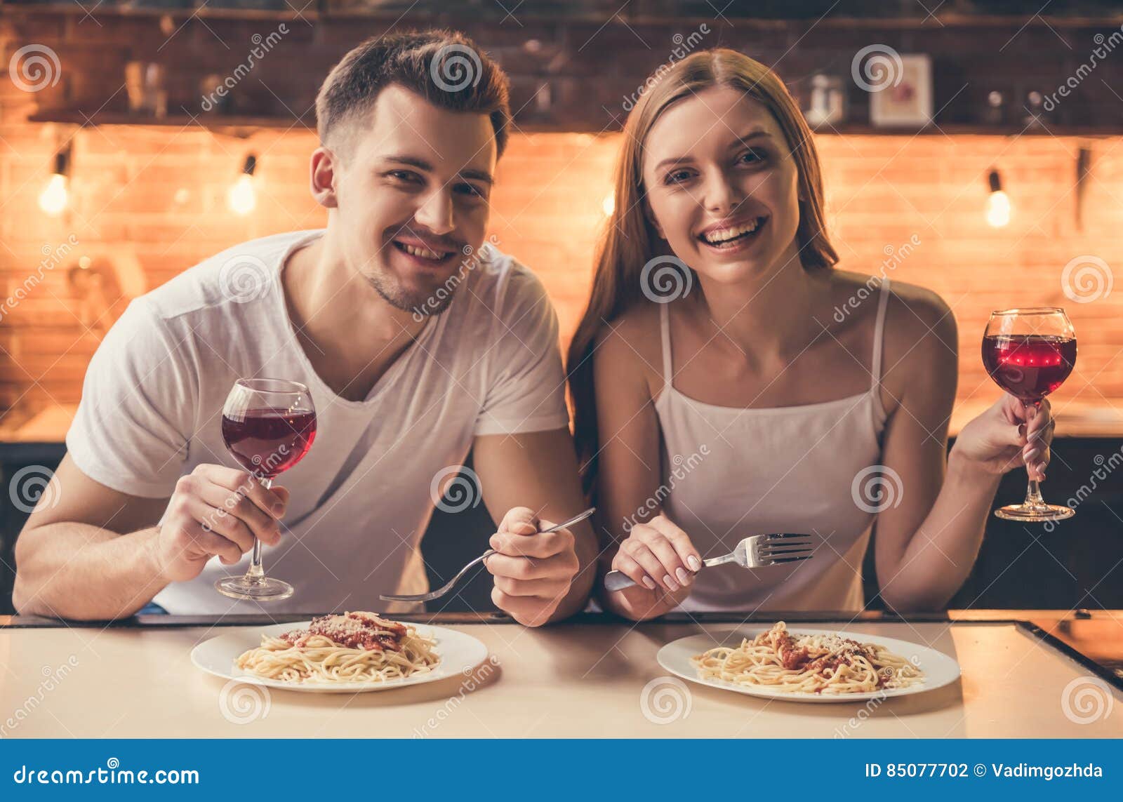 Paar Die Romantisch Diner Hebben Stock Foto - Image of voedsel, glas ...