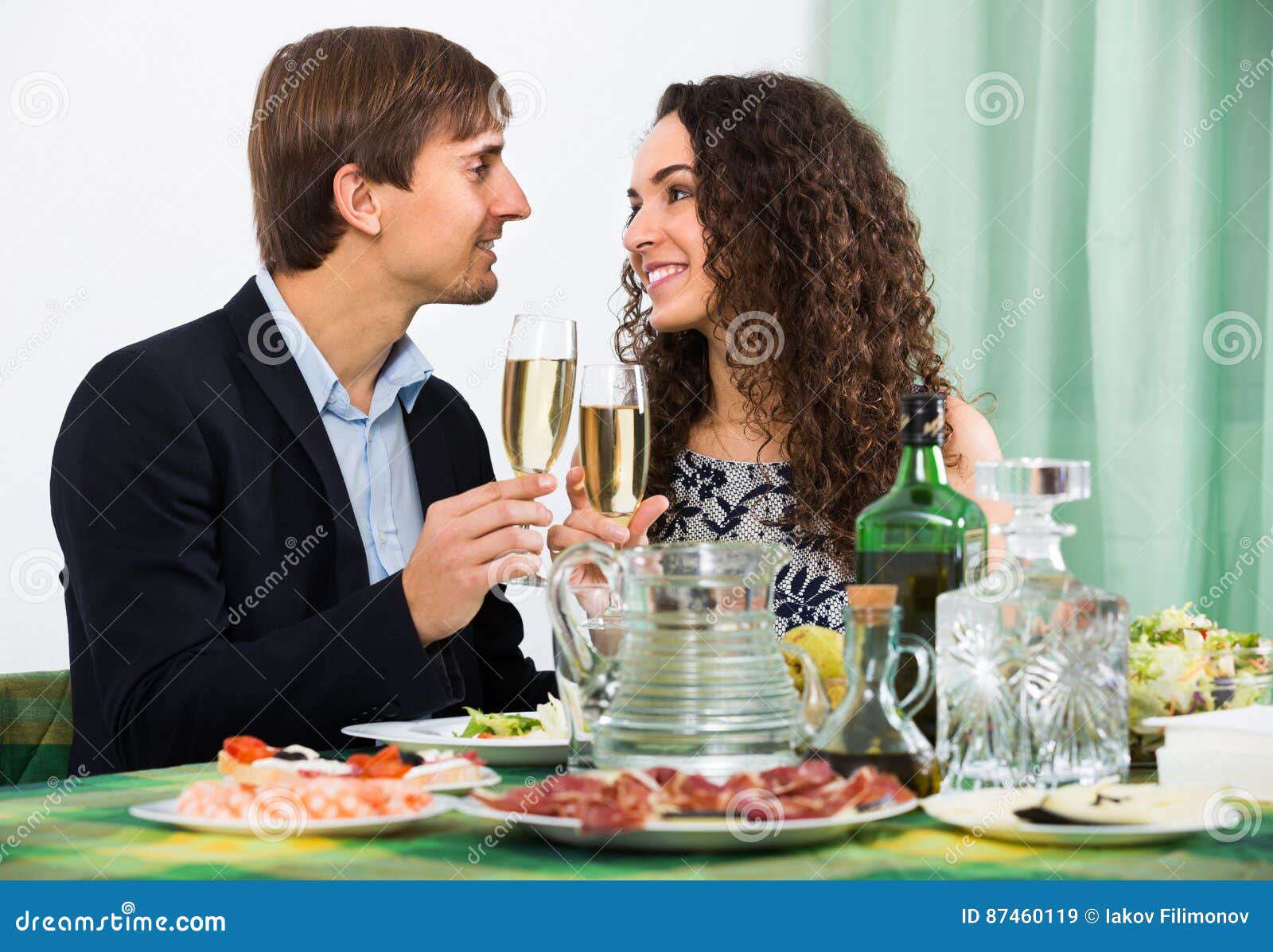 Paar Die Romantisch Diner in Huis Hebben Stock Afbeelding - Image of ...