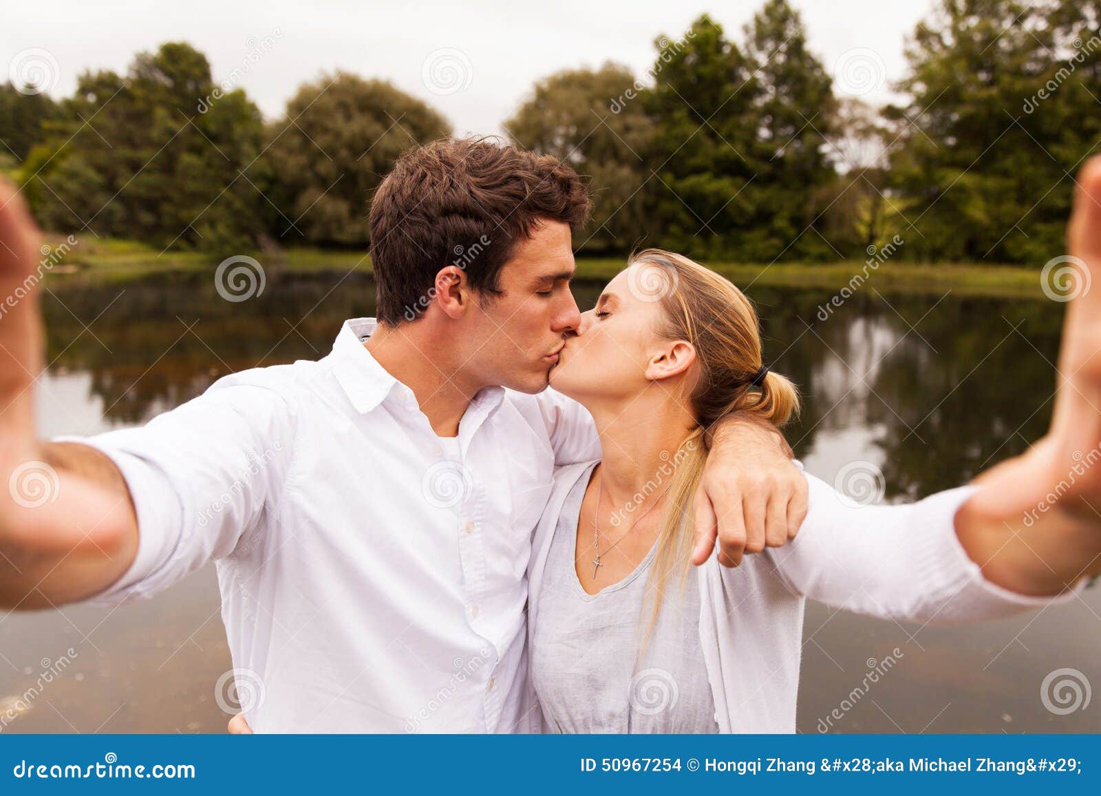 Paar die selfie kussen stock foto. Image of verhouding - 50967254