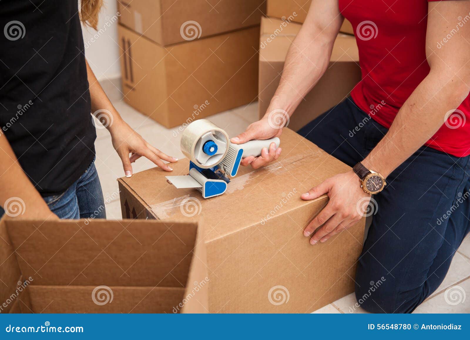 Paar Die Sommige Dozen Inpakken Stock Foto - Image of landgoed ...