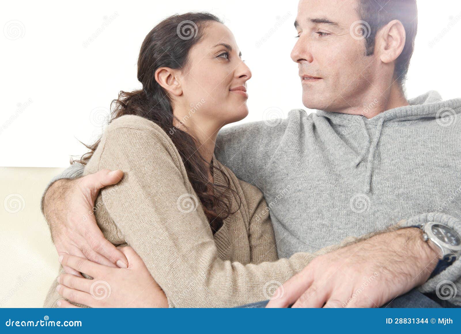 Paar die thuis knuffelen stock foto. Image of modern - 28831344