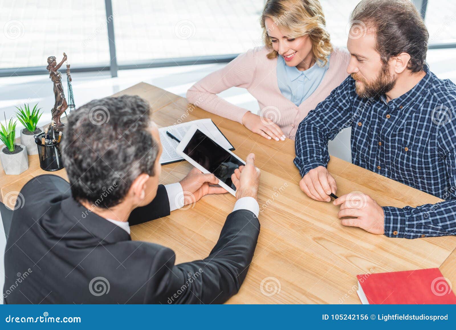 Paar Die Vergadering Met Advocaat Hebben Stock Foto - Image of gebaar, mensen: 105242156