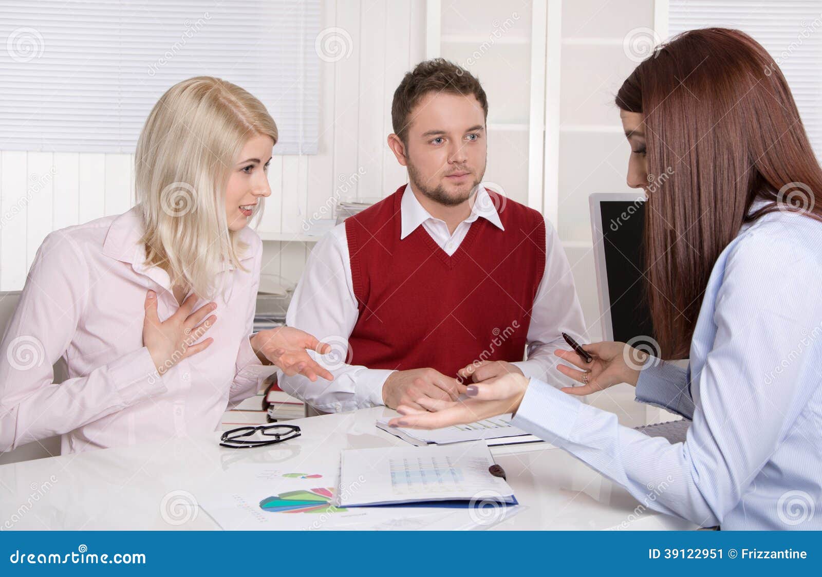 Paar Hat Beratung Mit Berater am Schreibtisch. Stockbild - Bild von ...