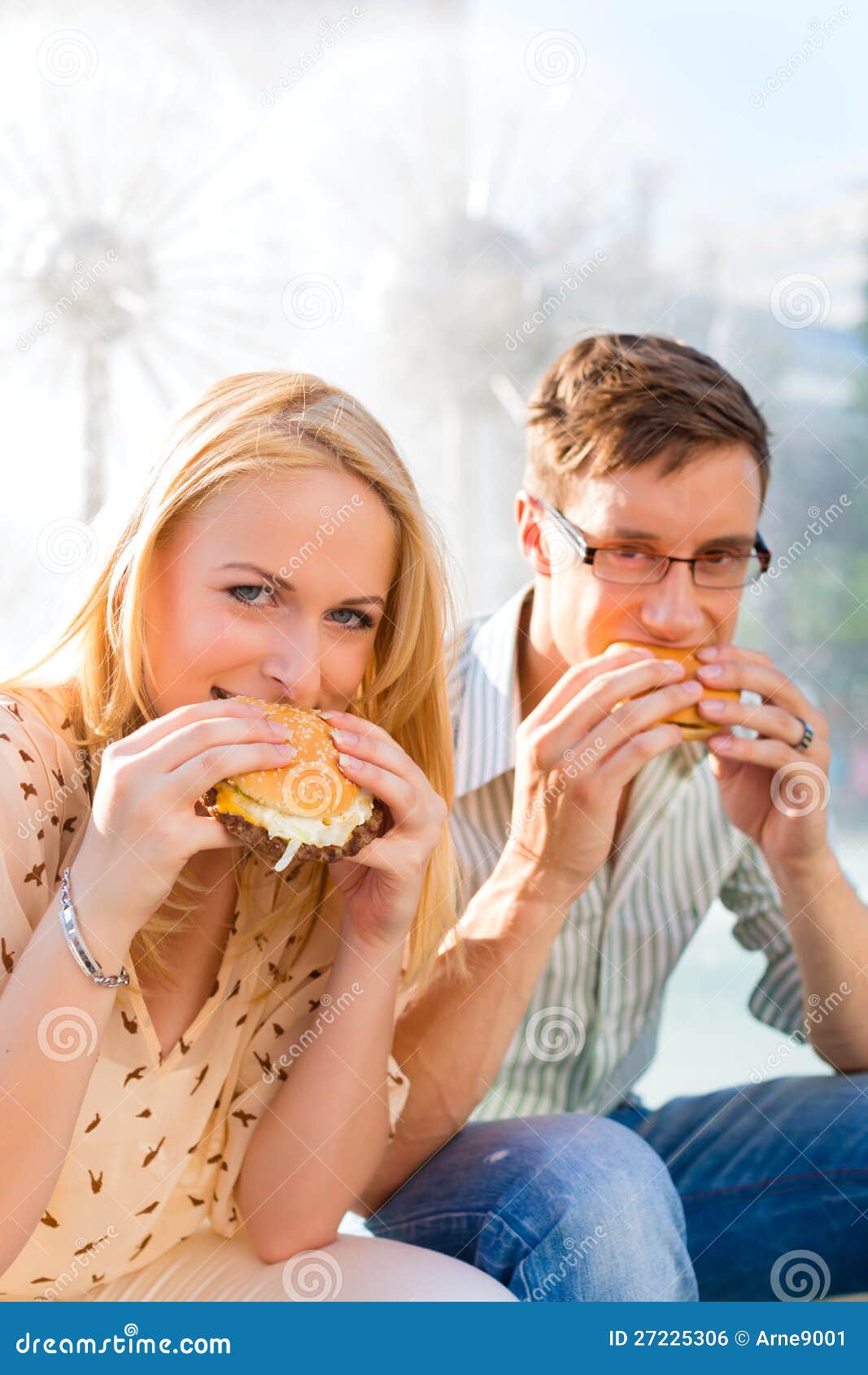 Paar Ist Hungrig Essend Und Einen Burger am Bruch Stockfoto - Bild von ...