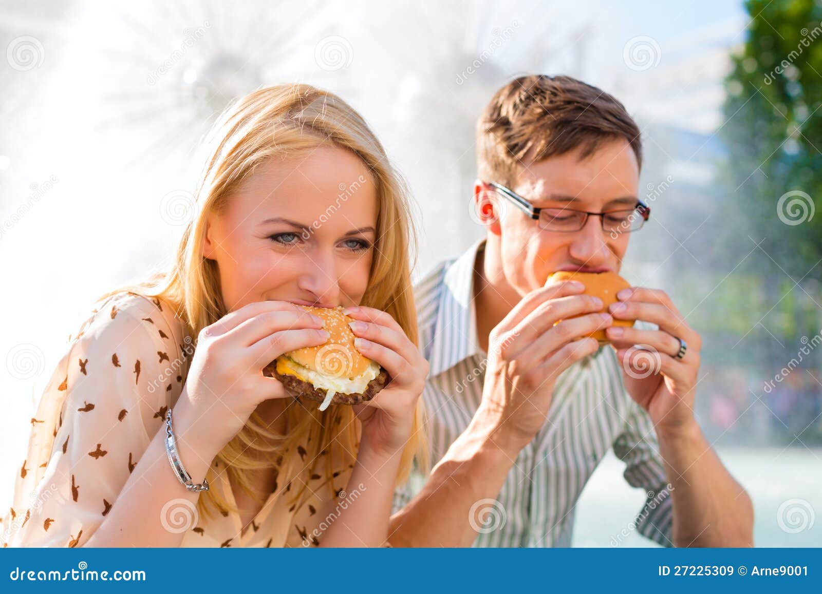 Paar Ist Hungrig Essend Und Einen Burger am Bruch Stockbild - Bild von ...