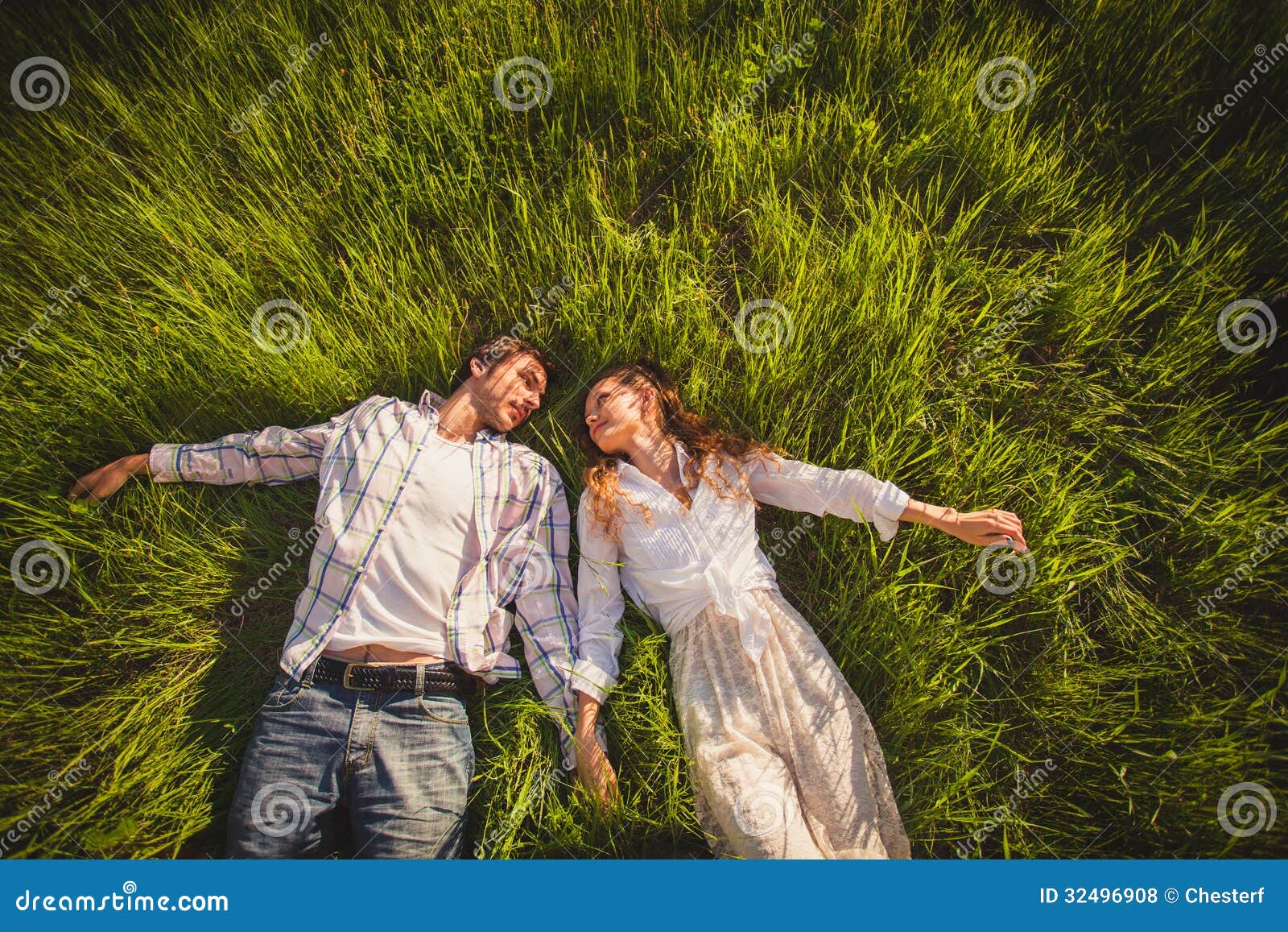 Paar in Liefde Die Op Gras Liggen Stock Foto - Image of romantisch ... Paar in Liefde Die Op Gras Liggen Stock Foto - Image of romantisch ...
