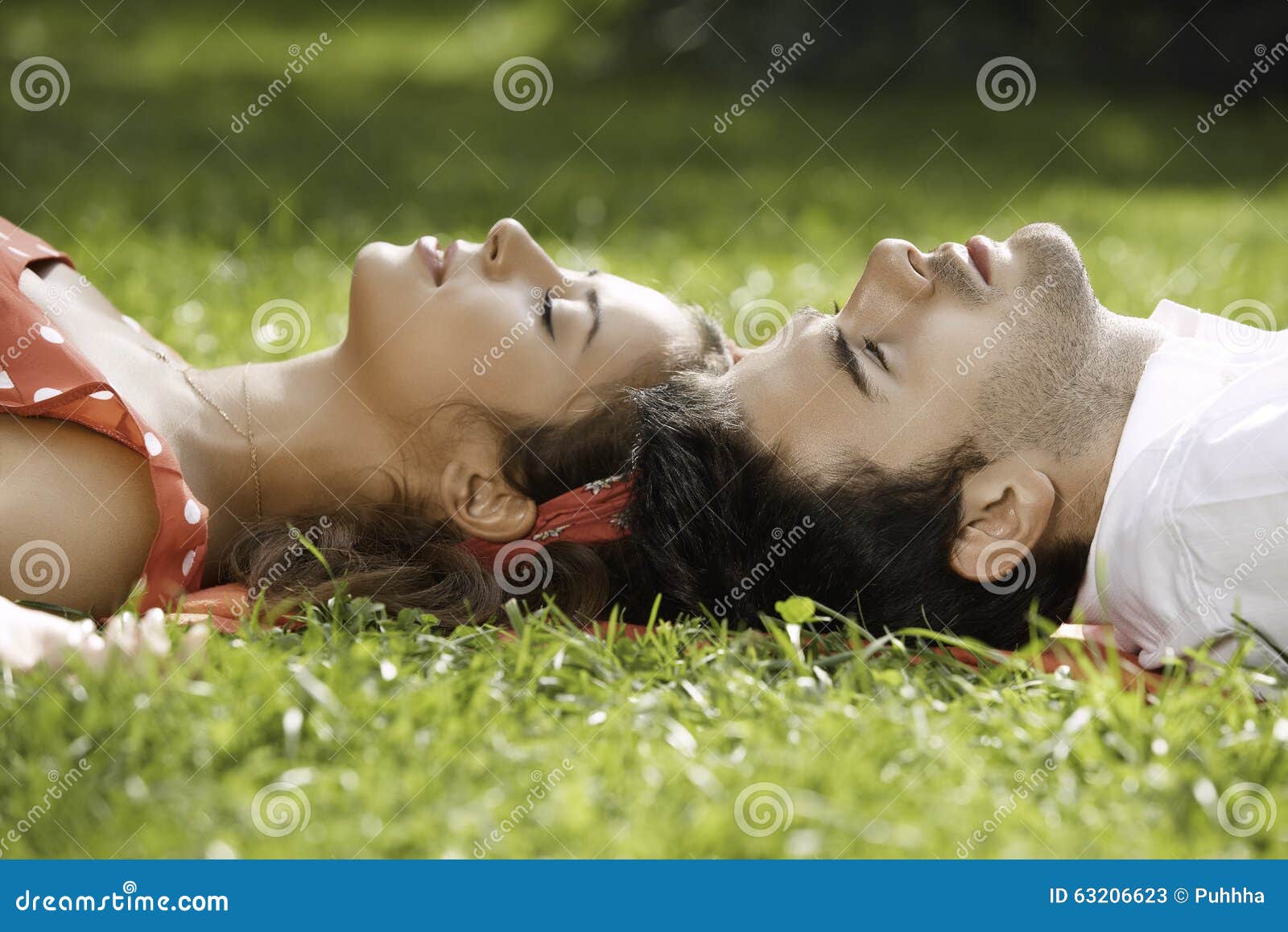 Paar in Liefde Die Op Het Gras in Het Park Liggen Stock Afbeelding ... Paar in Liefde Die Op Het Gras in Het Park Liggen Stock Afbeelding ...
