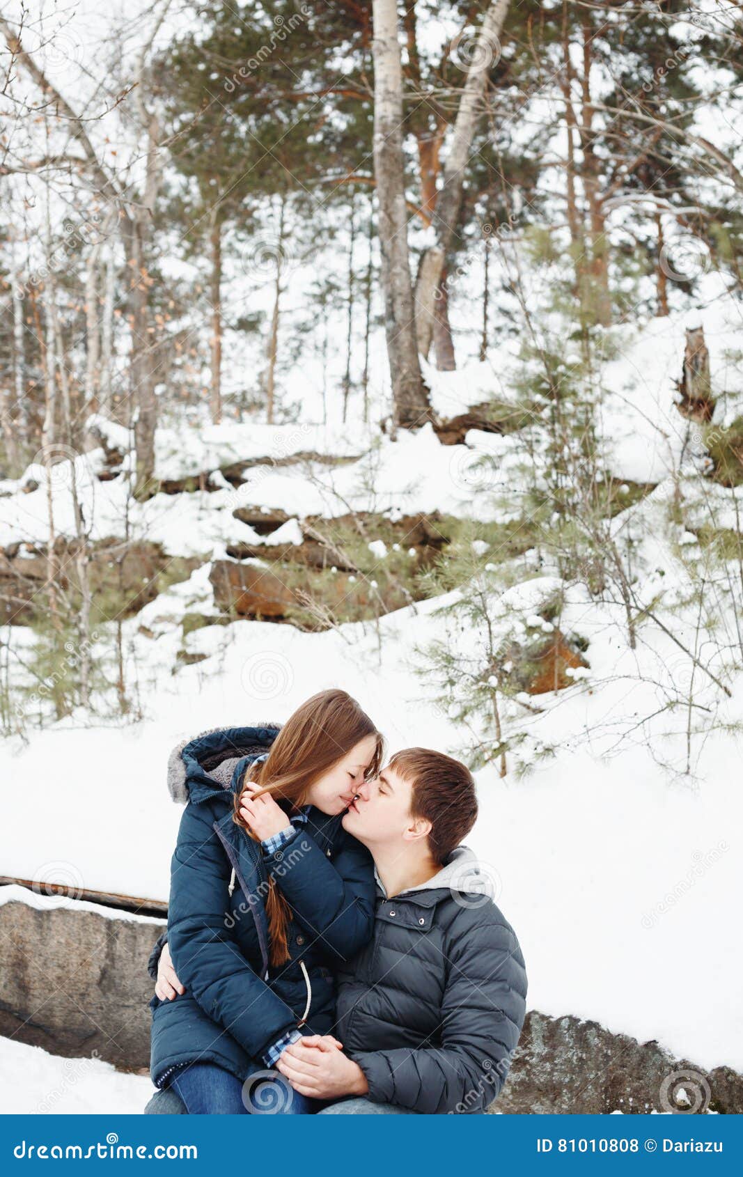 Paar in Liefde Het Kussen in Openlucht in De Winterbos Stock Foto ...
