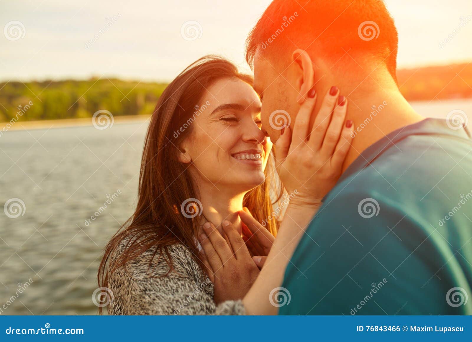 Paar in Liefde Kussen Die Hebbend Pret Lachen Stock Foto - Image of ...