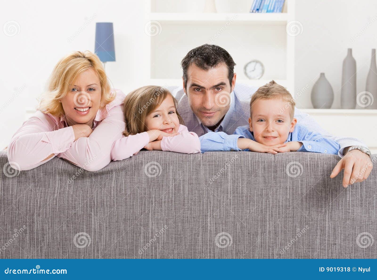 Paar met twee kinderen stock foto. Image of binnenlands - 9019318