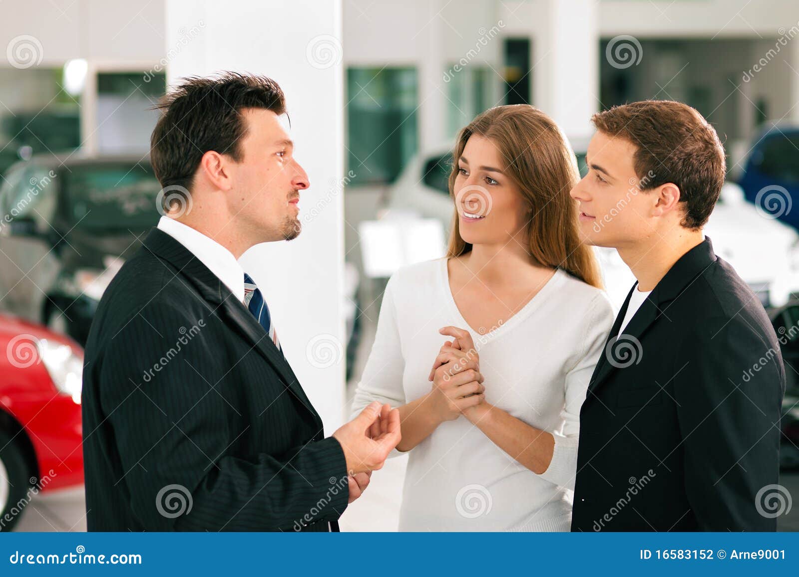 Paar Met Verkoper Bij Autohandelaar Stock Foto - Image of volwassen ...