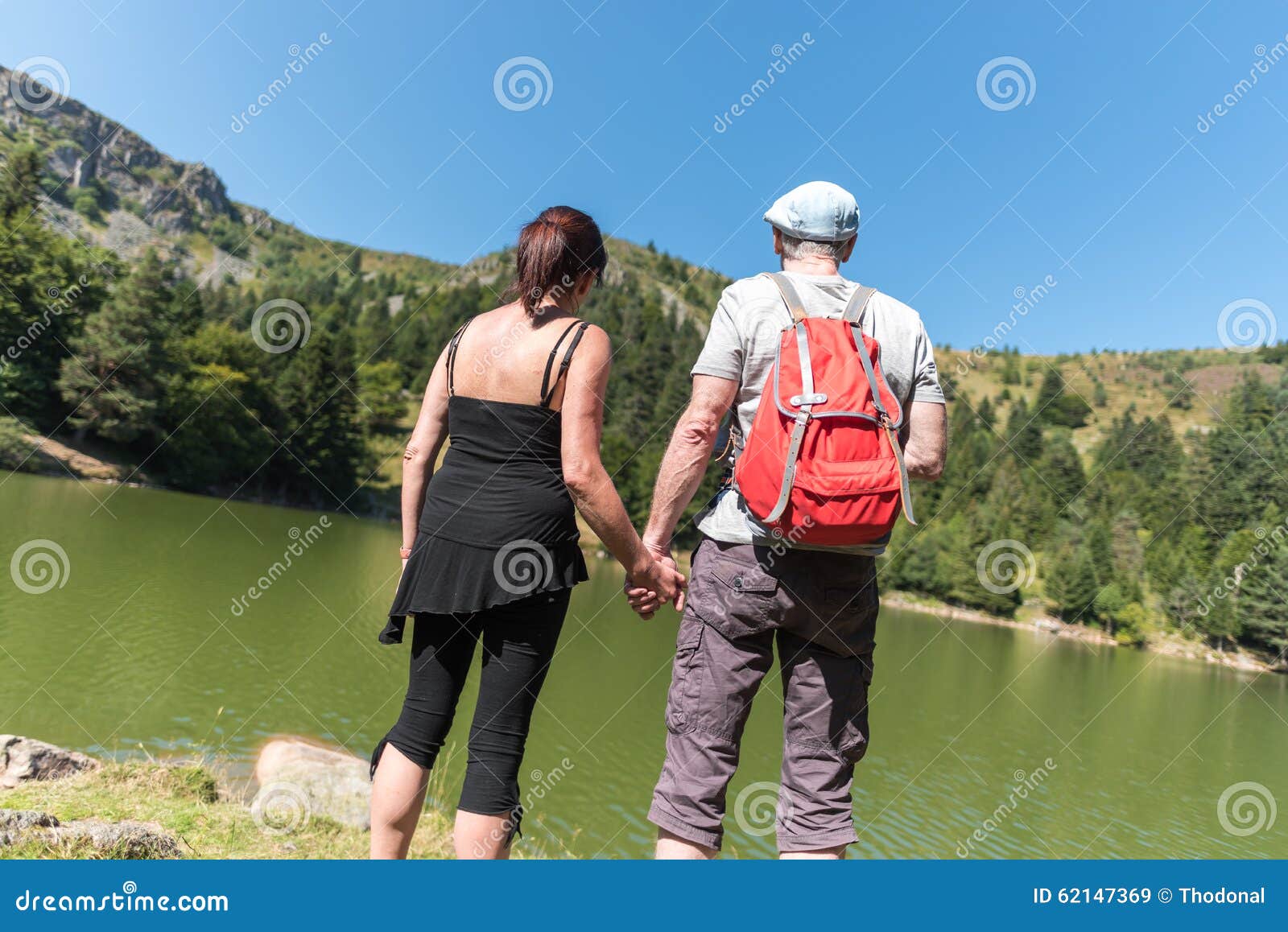 Paar Op Stijging Hand in Hand Stock Afbeelding - Image of meer, berg ...