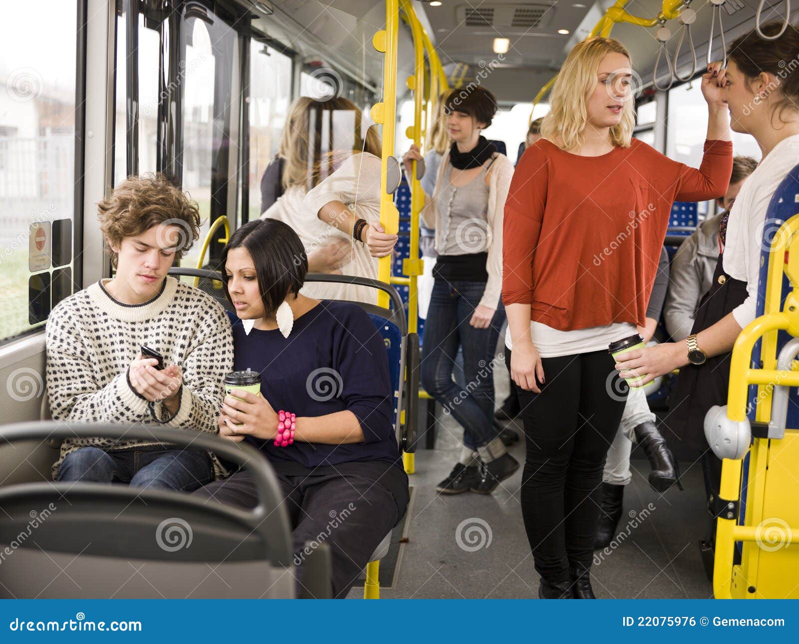 Paare auf dem Bus stockfoto. Bild von mobilität, paare - 22075976