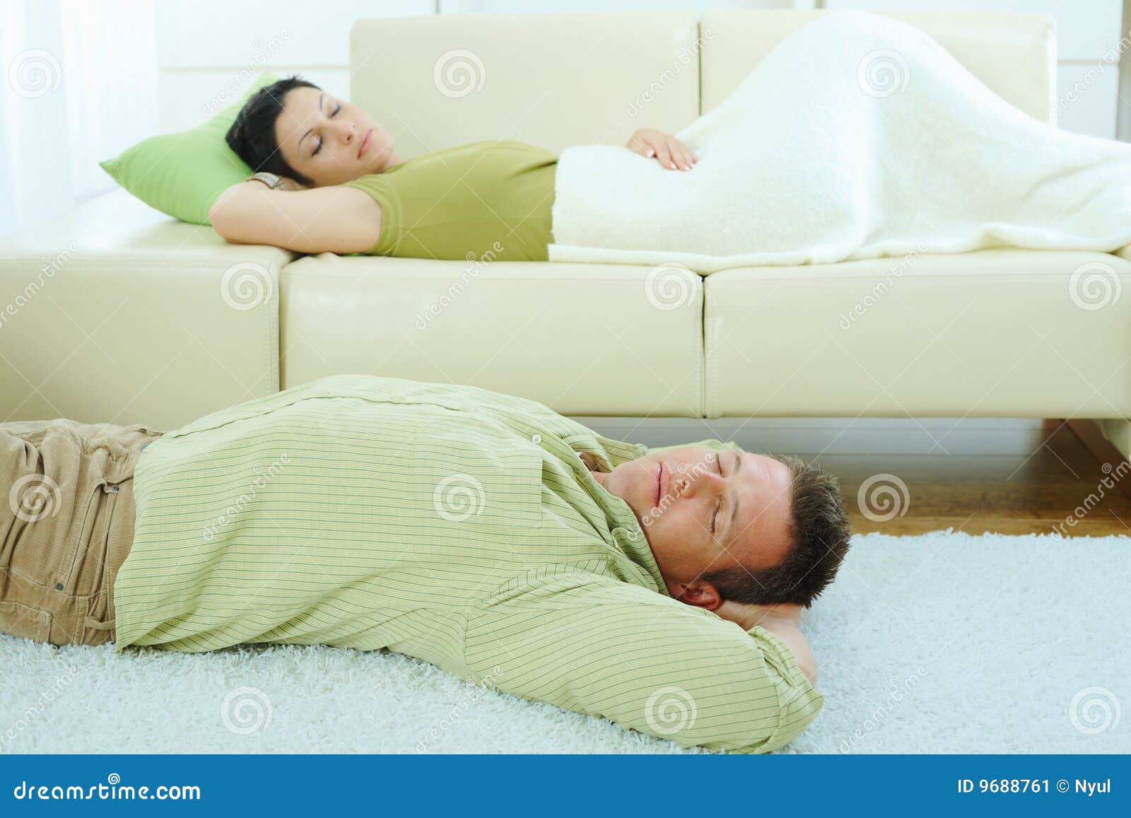 Paare Die Auf Couch Schlafen Stockbild Bild Von Haar Frau 9688761