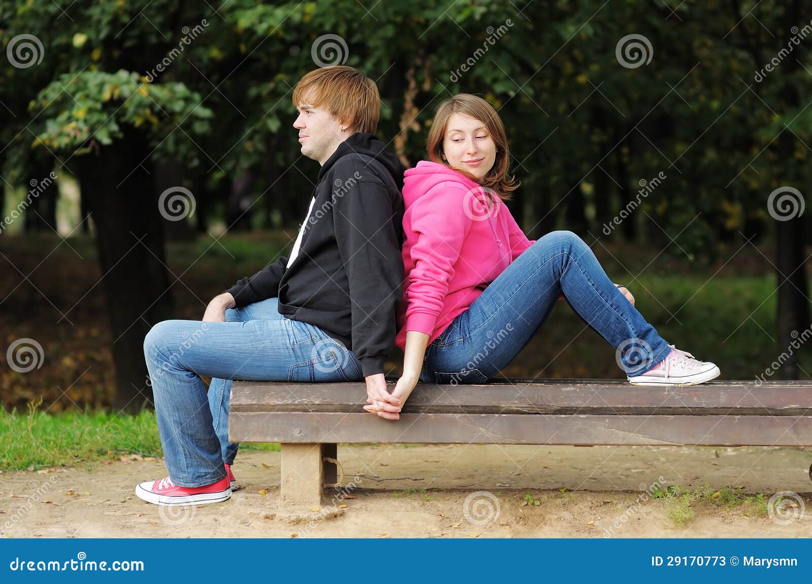 Paare, Die Auf Der Bank Sitzen Stockbild - Bild von männer, erwachsener ...