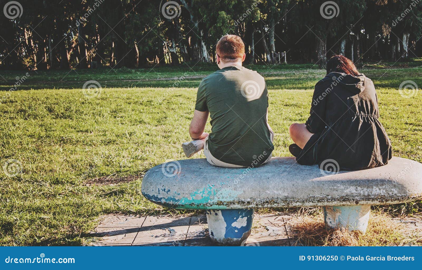 Paare, Die Auf Der Bank Sitzen Stockfoto - Bild von freund, freundlich ...