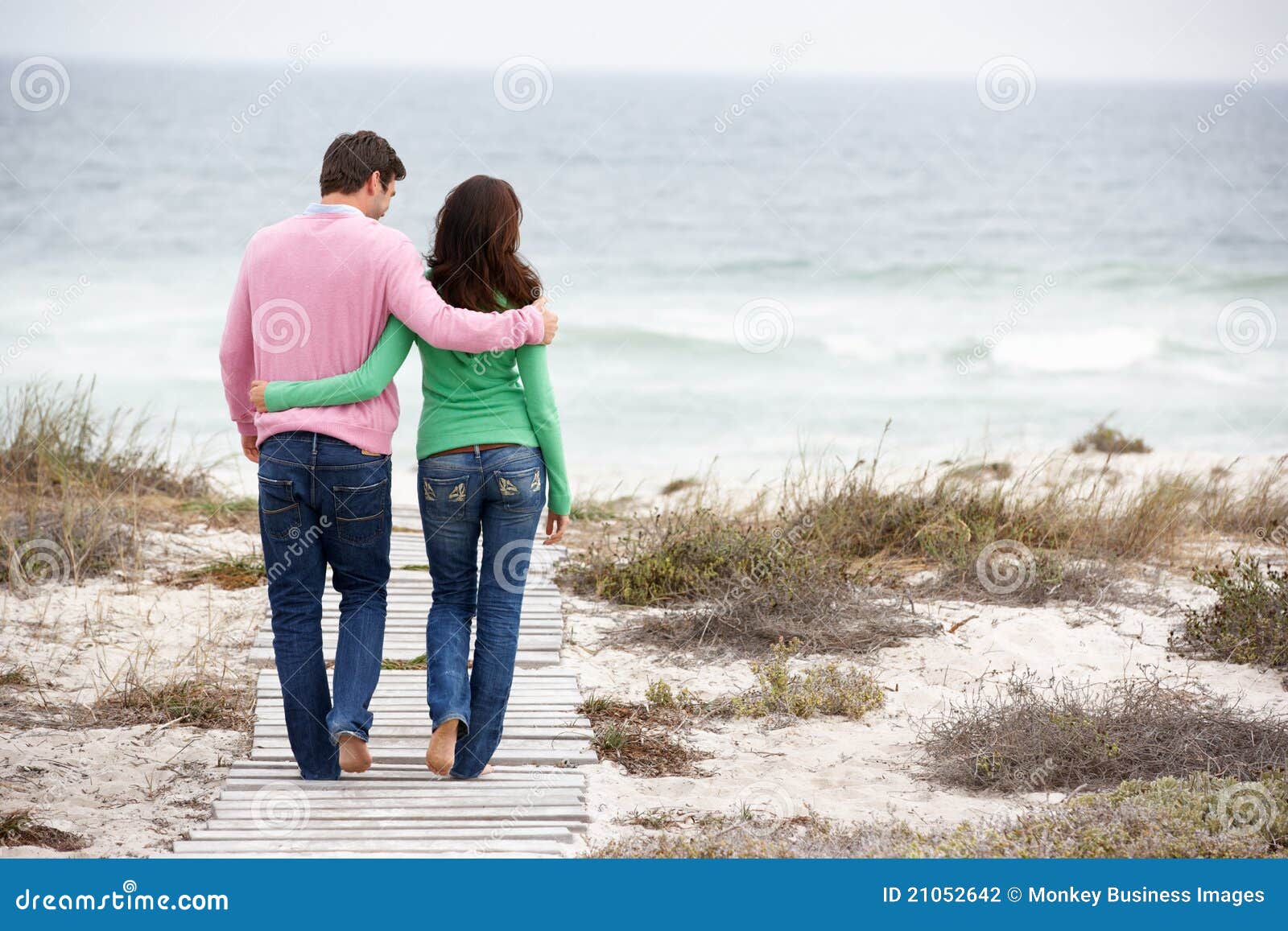 Paare, Die Durch Das Meer Gehen Stockfoto - Bild von neigung, voll ...