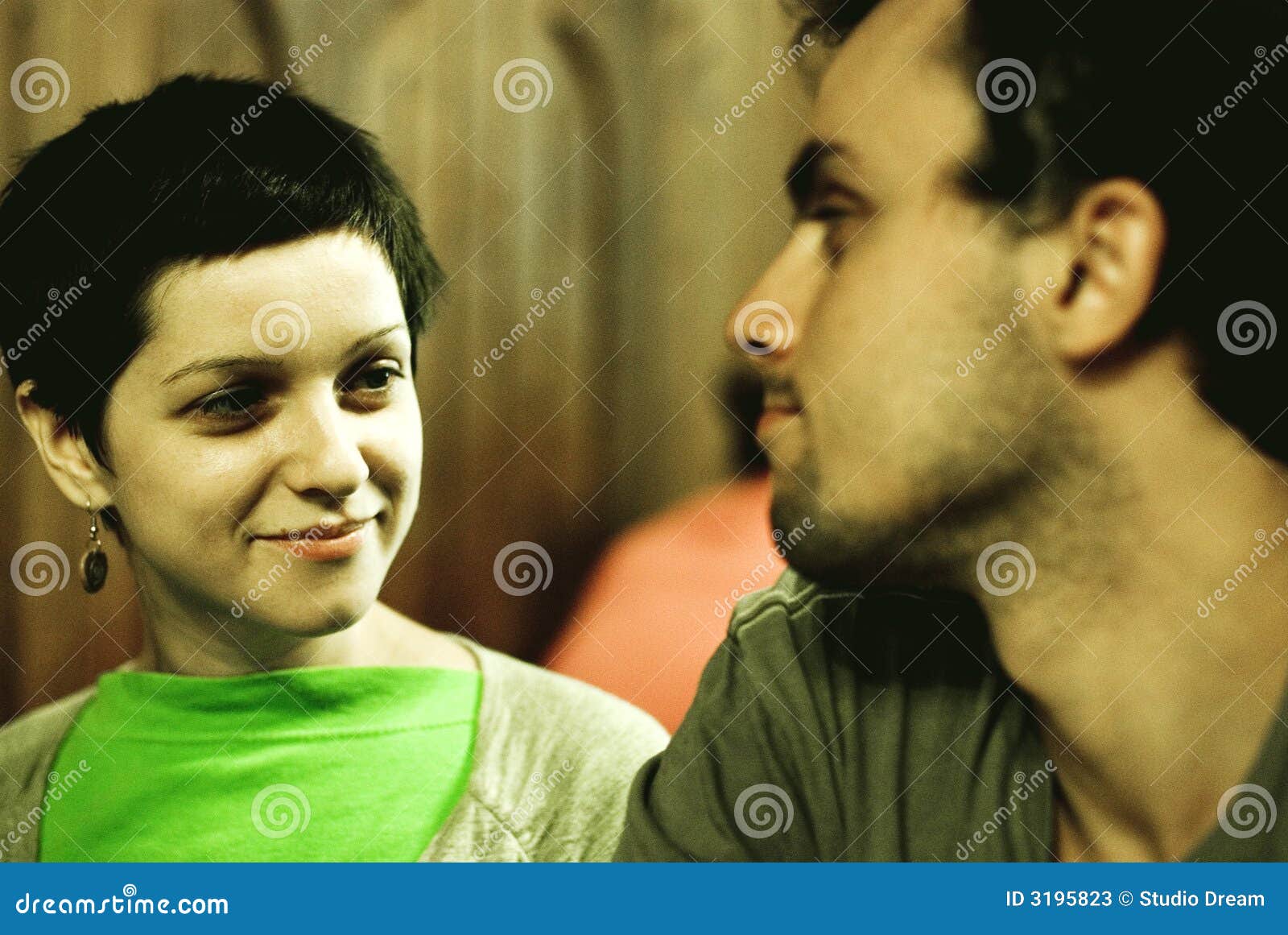 Paare, Die Einander Betrachten Stockbild - Bild von freundin ...