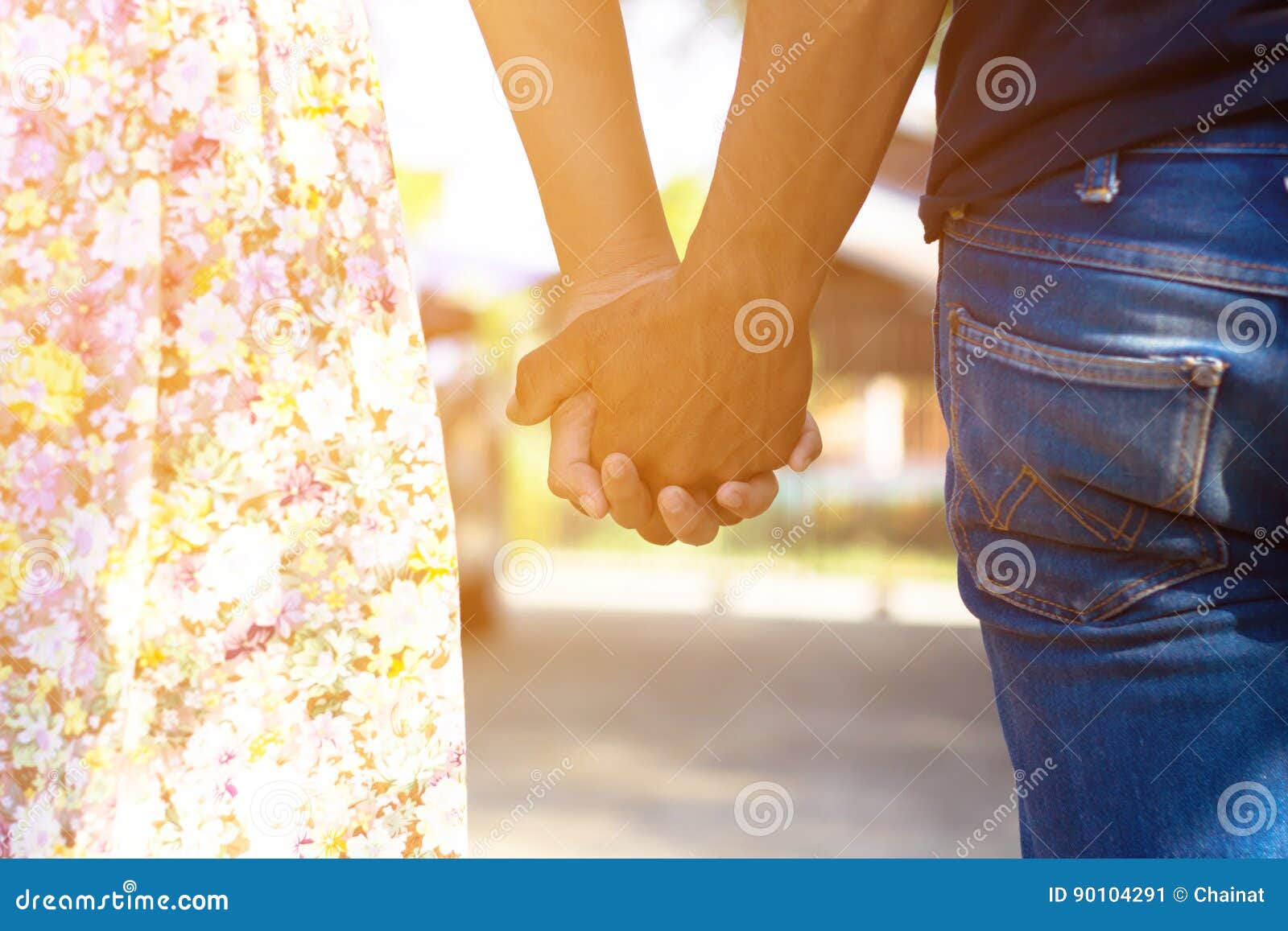 Paare, die Hände anhalten stockbild. Bild von liebe, hand - 90104291