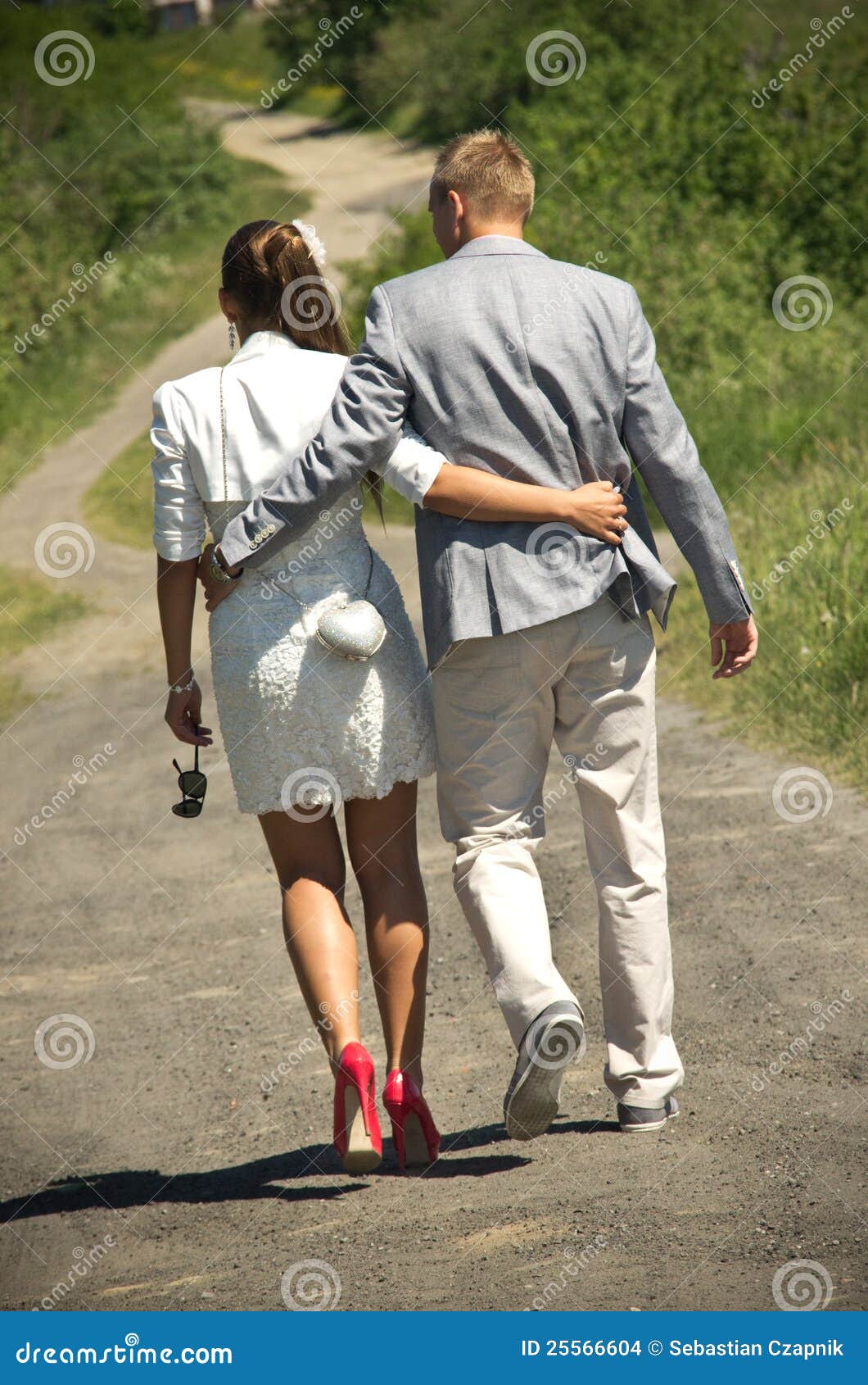 Paare, Die Hinunter Weg Gehen Stockfoto - Bild von liebe, romanze: 25566604