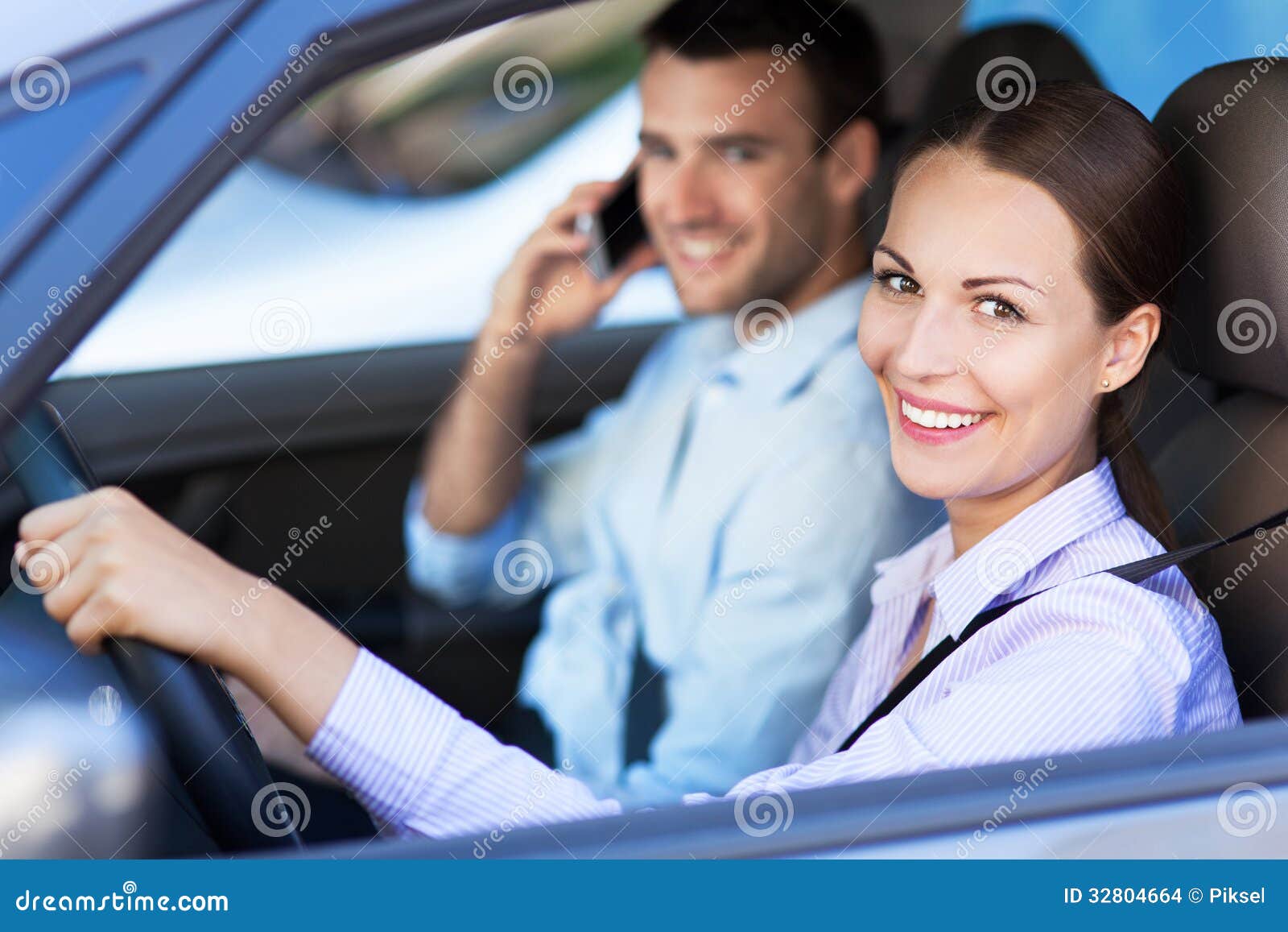 Paare, die im Auto sitzen stockfoto. Bild von zuhause - 32804664