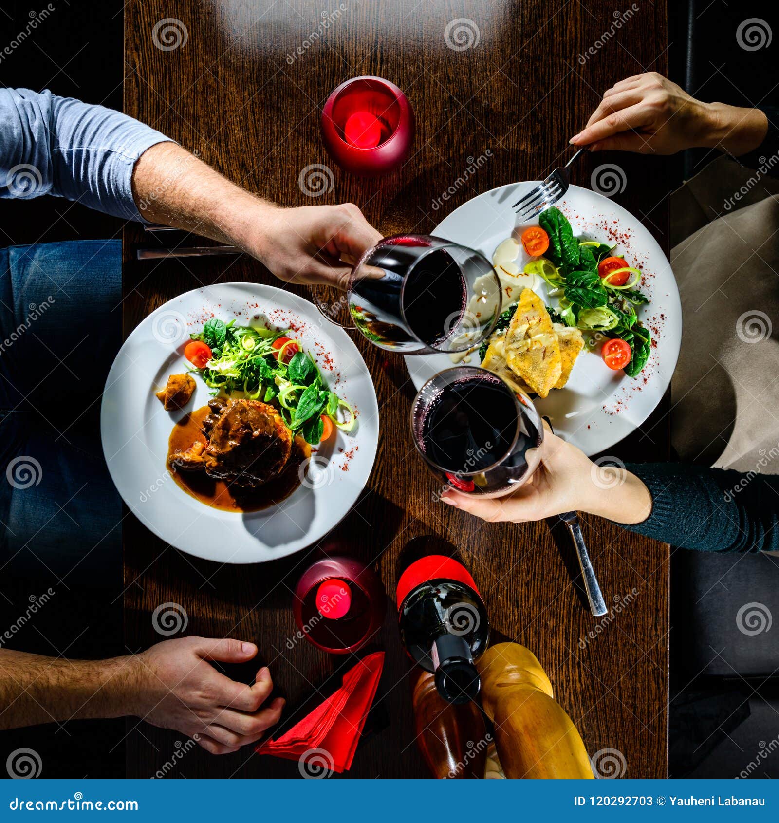 Paare, Die Romantisches Im Restaurant Zu Abend Essen Stockbild - Bild ...