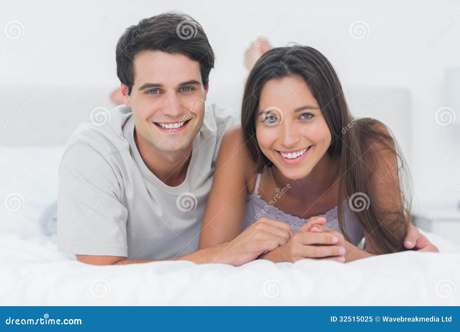 Paare Die Sich Zusammen Im Bett Entspannen Stockbild Bild Von Lügen