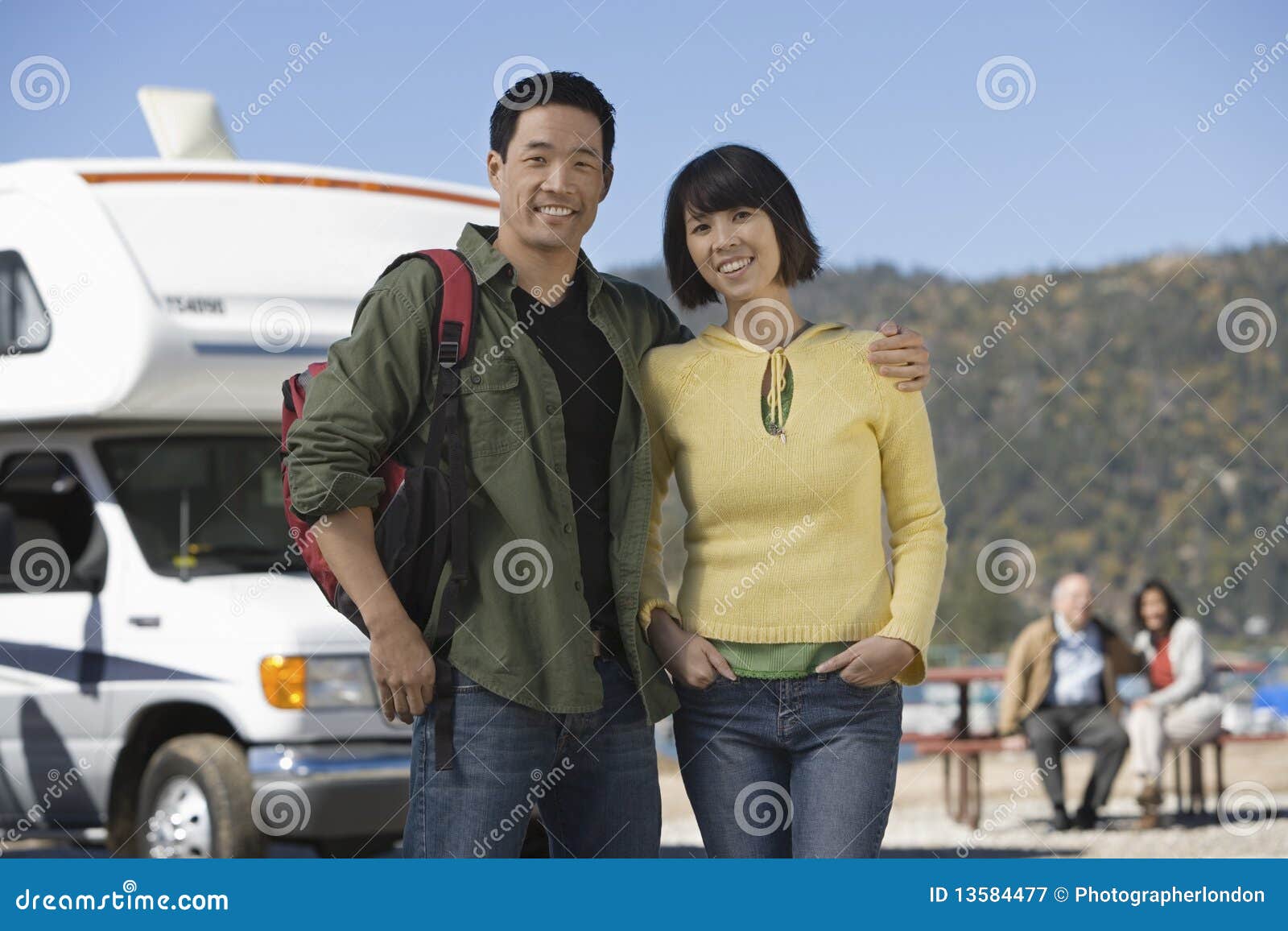 Paare, die vor RV stehen stockbild. Bild von paare, reise - 13584477