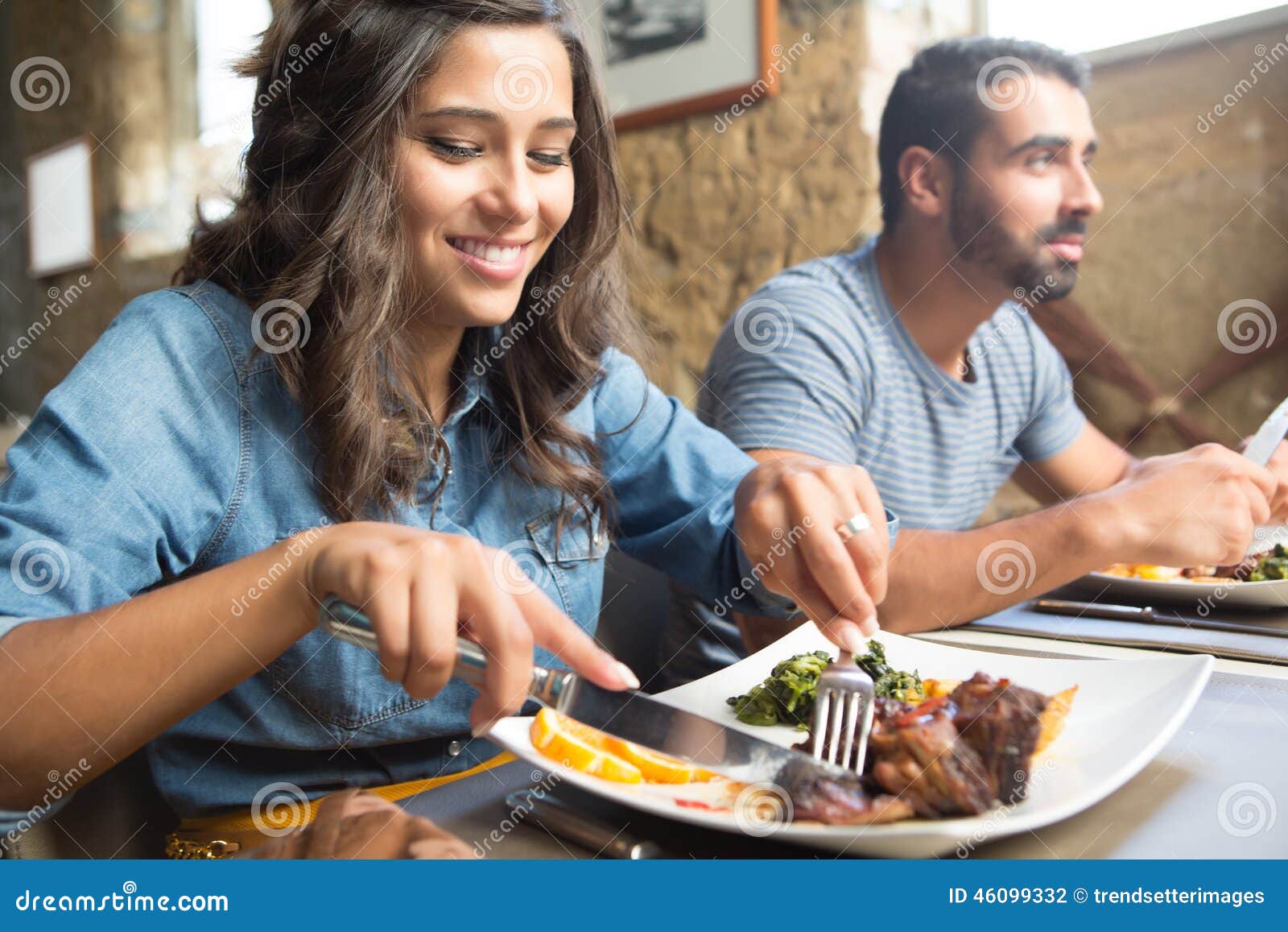 Paare, die zu Mittag essen stockfoto. Bild von datum - 46099332