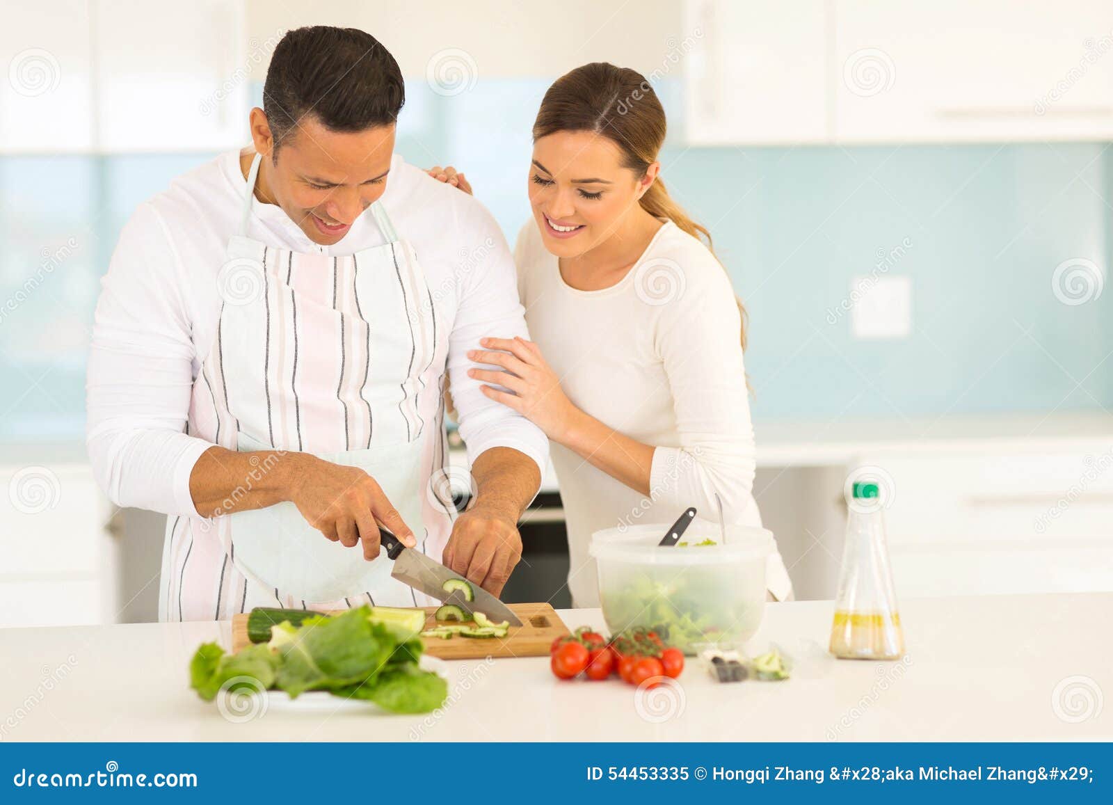 Paare, die zusammen kochen stockbild. Bild von liebe - 54453335