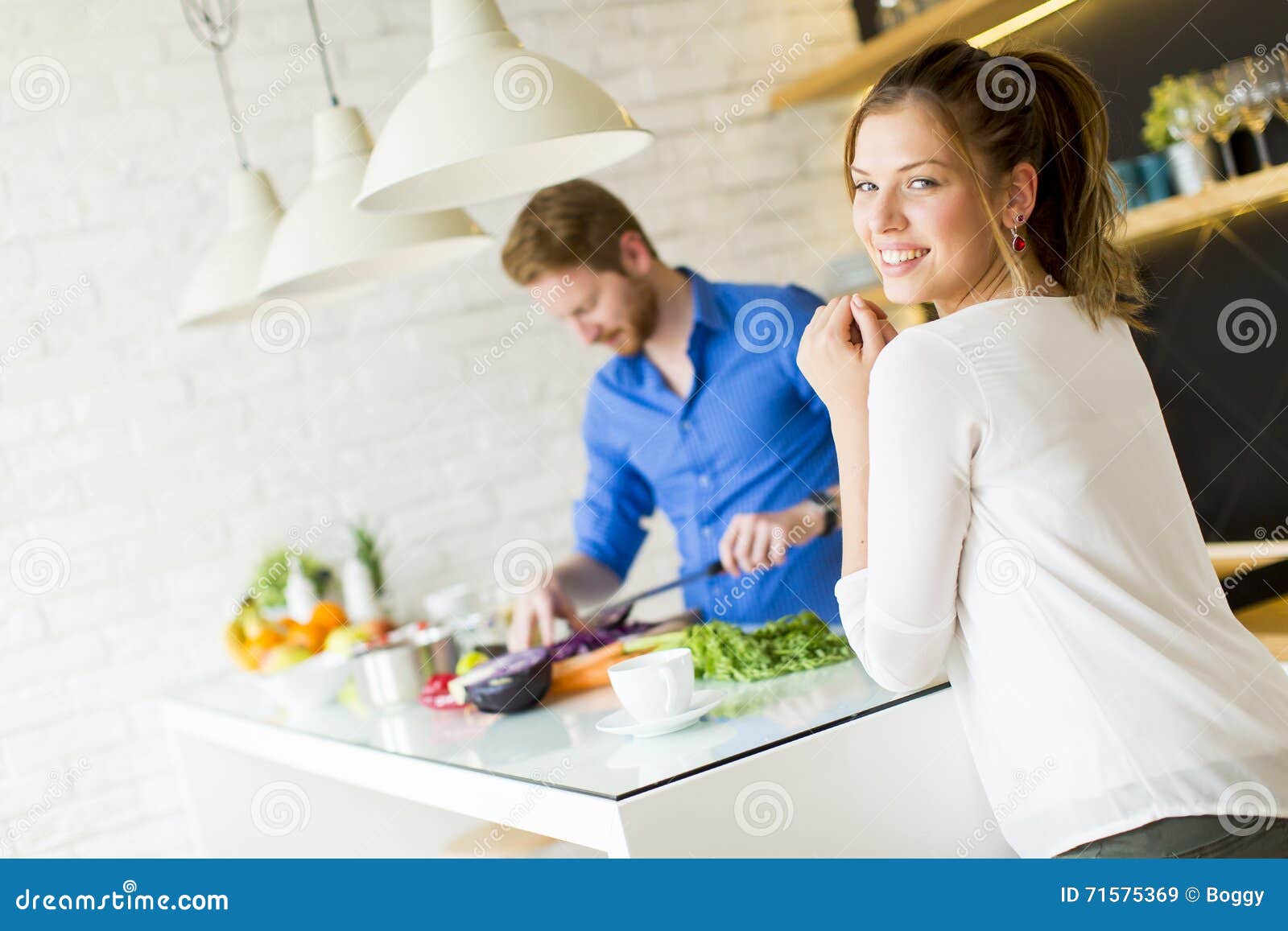 Paare, die zusammen kochen stockbild. Bild von ehemann - 71575369