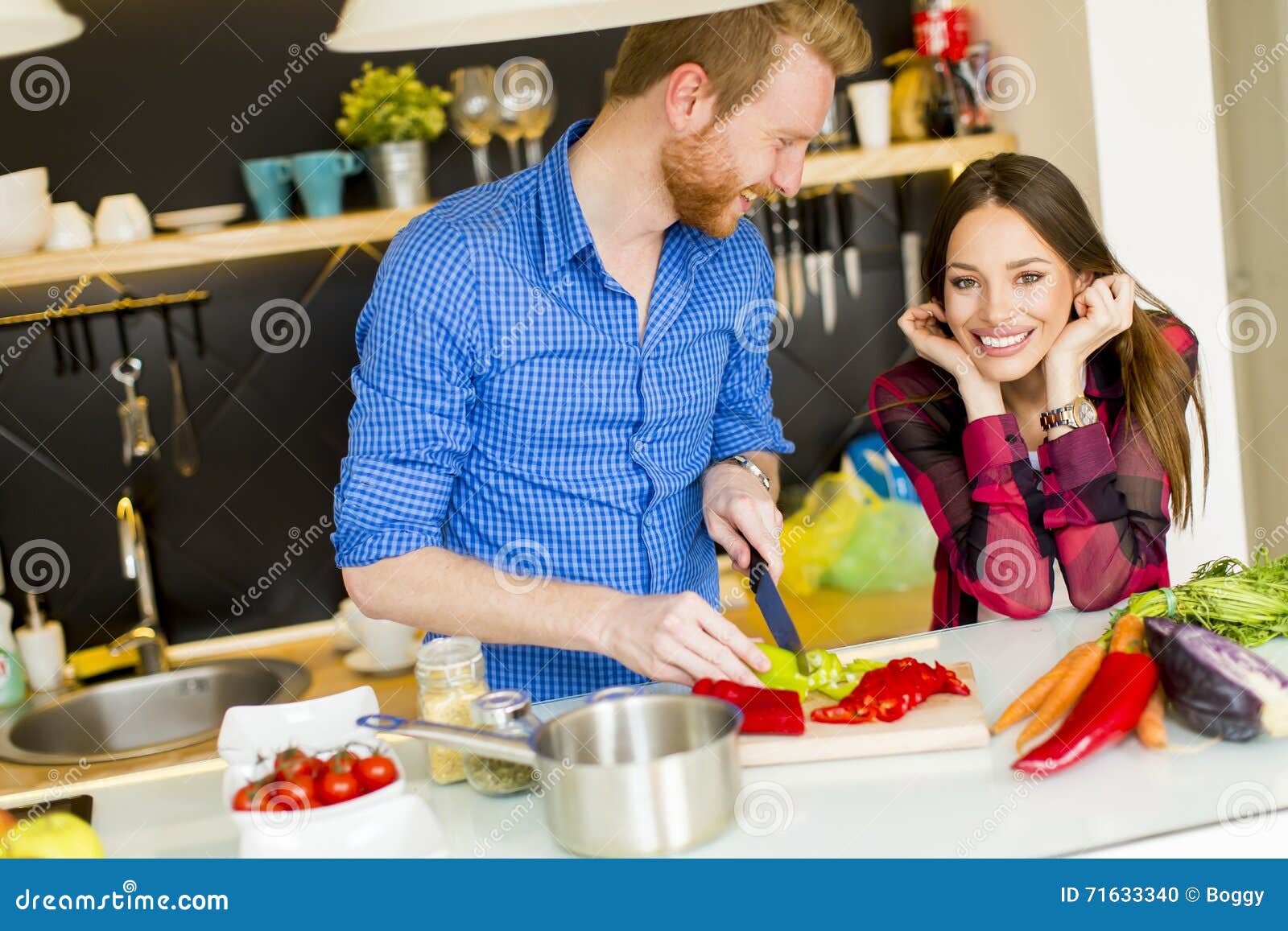Paare, die zusammen kochen stockfoto. Bild von koch, abendessen - 71633340