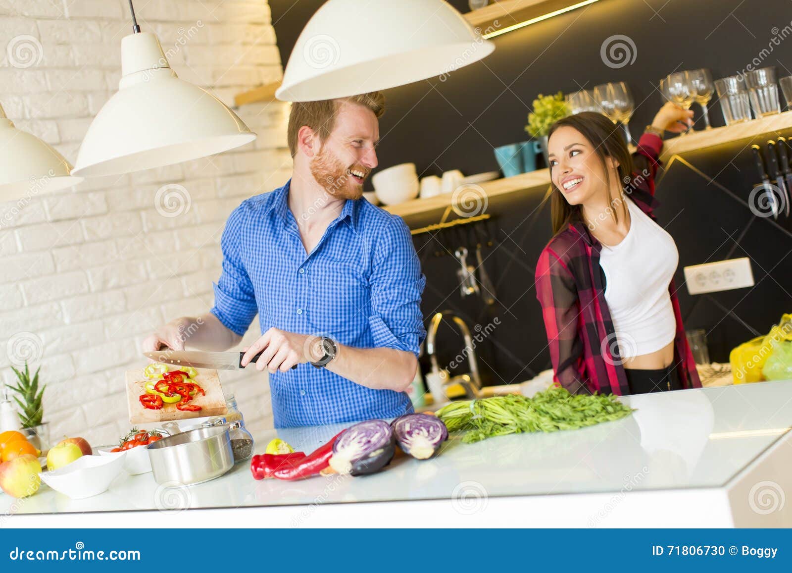 Paare, die zusammen kochen stockfoto. Bild von kaukasisch - 71806730