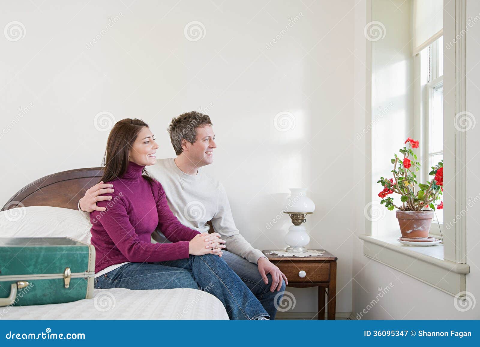 Paare Gesessen Auf Einem Bett Stockbild - Bild von beifall, unten: 36095347